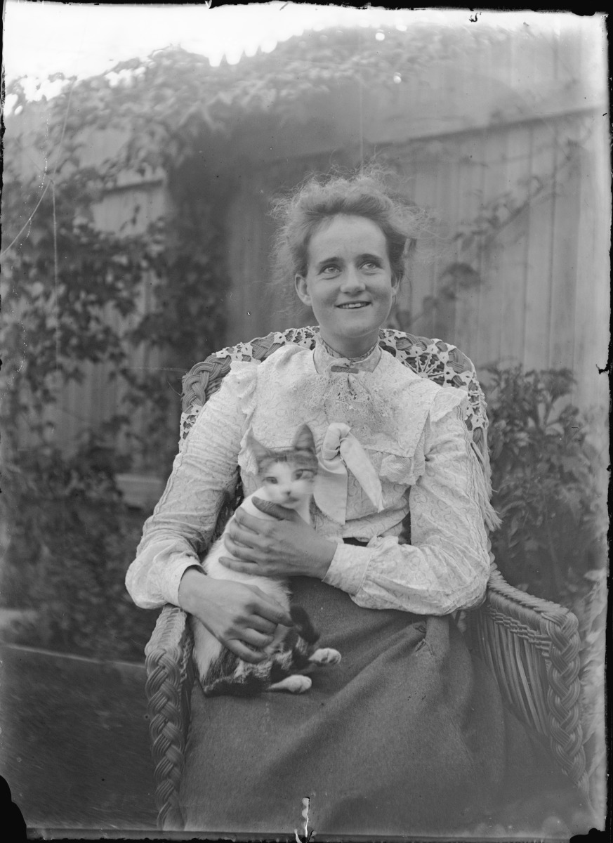 Winnie Darley and cat, Western Australia - JPG 207.9 KB