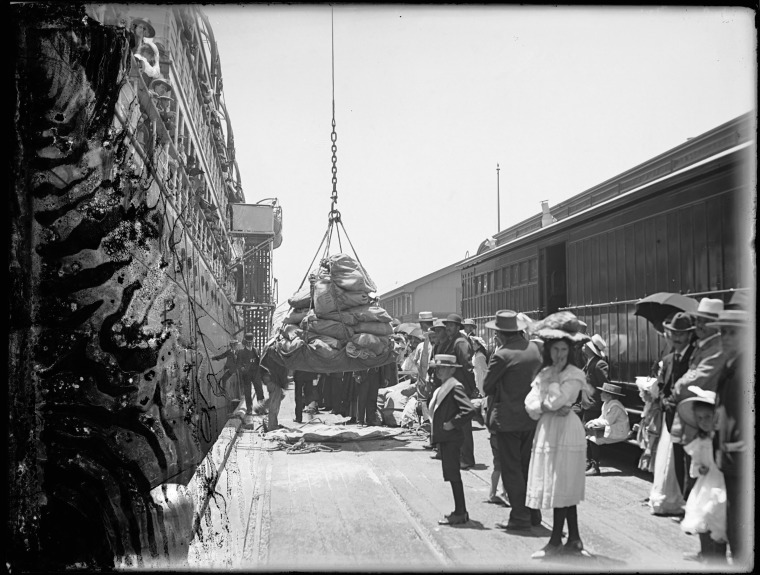 Despatch of Christmas mails by SS Kanowna, the last bags going aboard ...