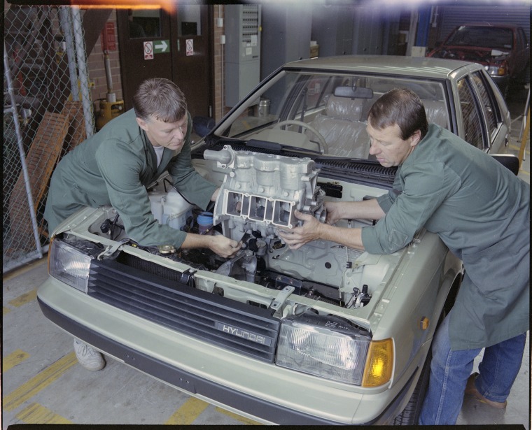 Installing a Sarich orbital engine in a Hyundai car, 20 October 1987 ...