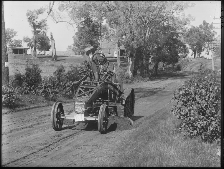 Road grading using Wehr power grader, Collie. - JPG 175.2 KB