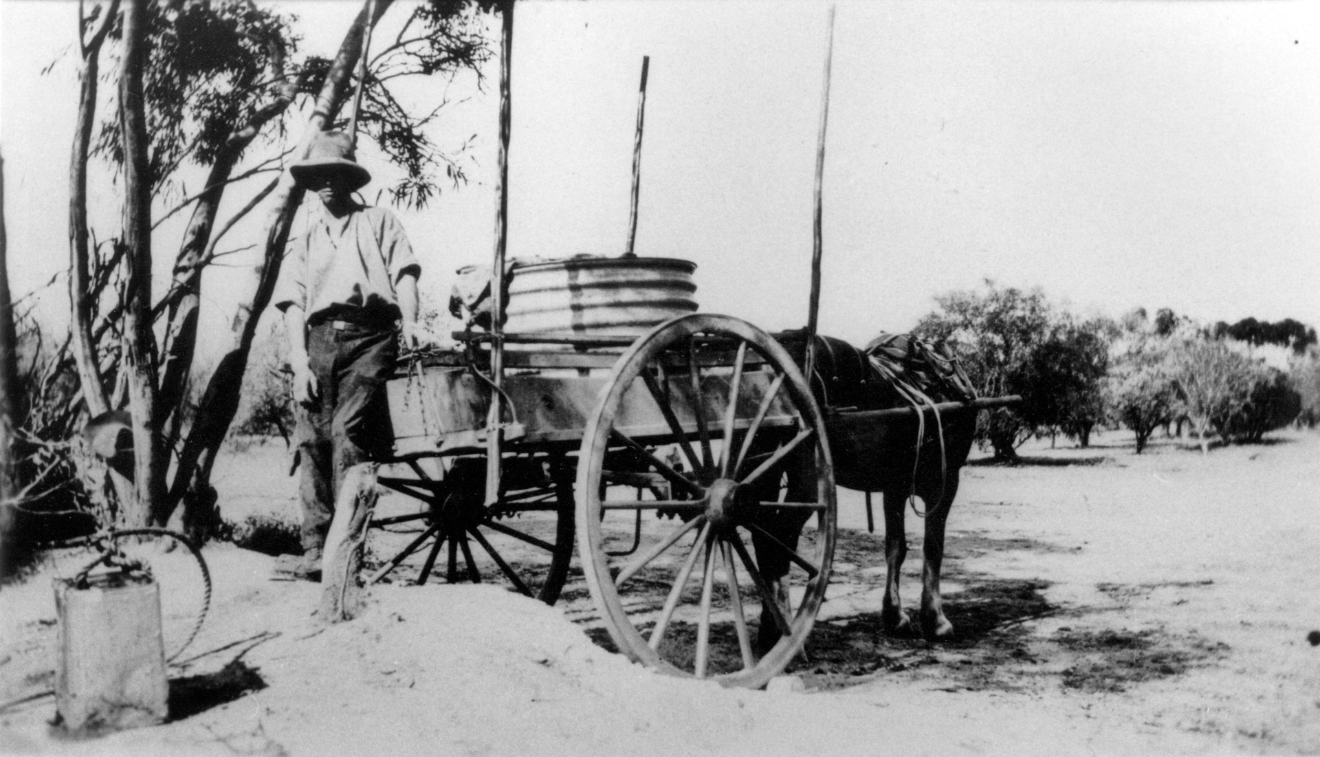 Jack Northey carting water from Mollerin Soak [picture] - JPG 490.4 KB