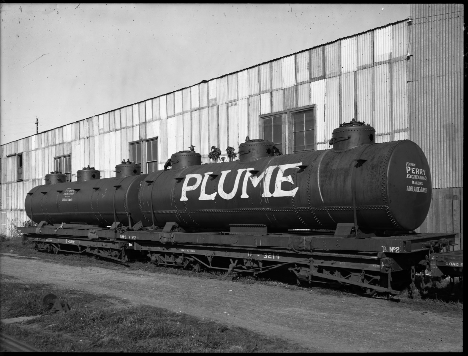 Plume railway petrol tanker in final stages of manufacture - JPG 413.9 KB