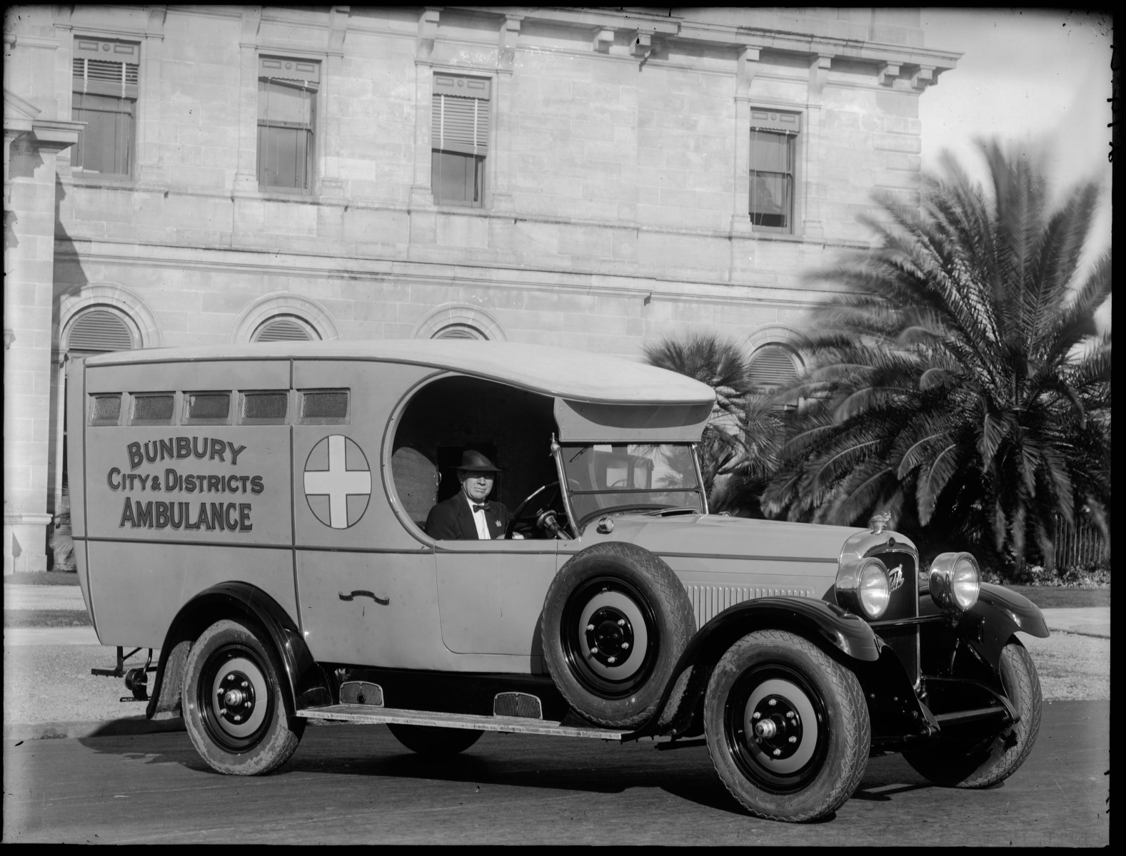 Bunbury City & Districts ambulance - JPG 389.0 KB