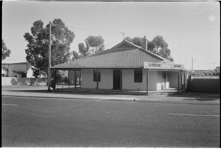 Picton Tavern, South Western Highway, Picton. - JPG 118.2 KB