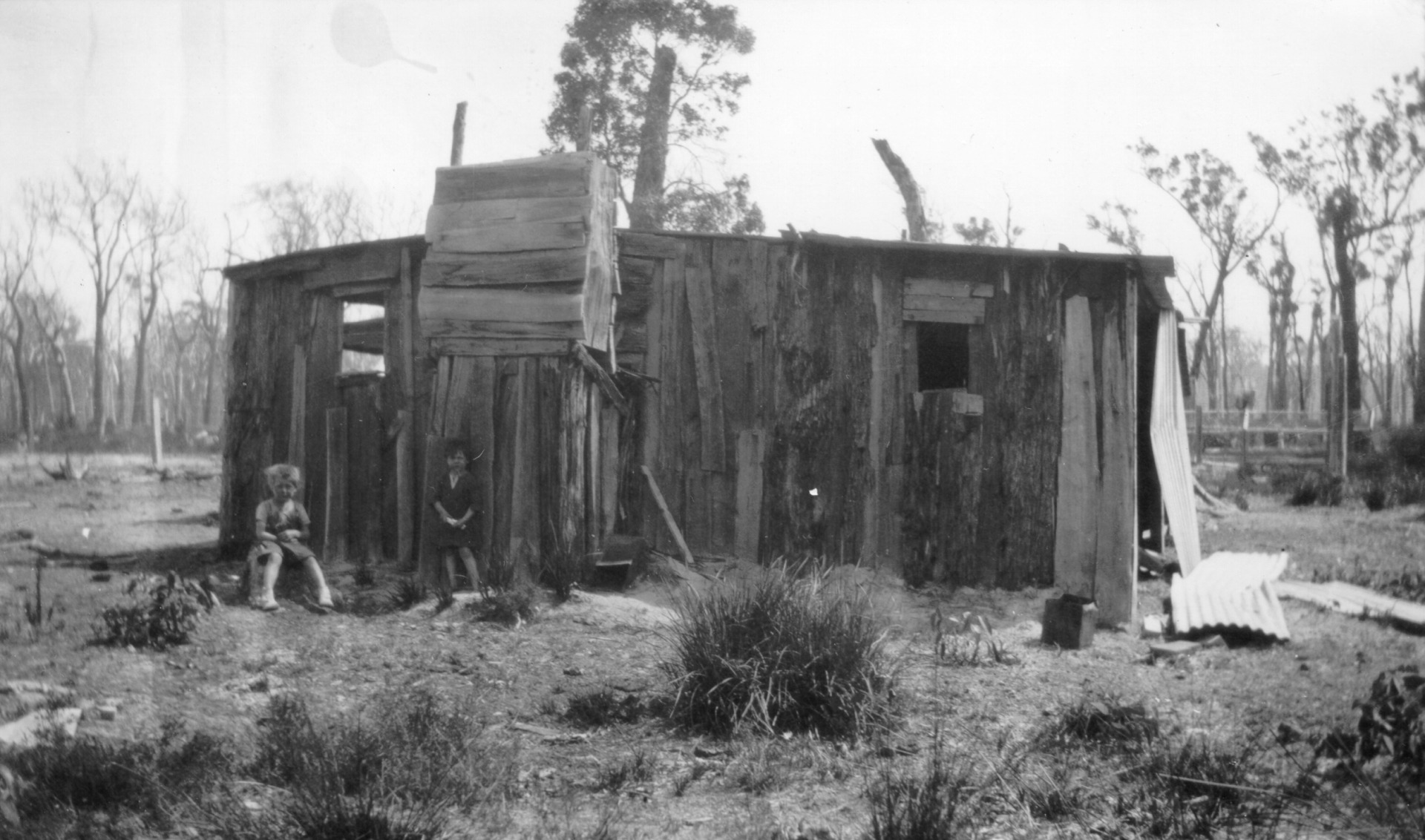 The first house made of split logs, Cowaramup [picture] - JPG 406.4 KB