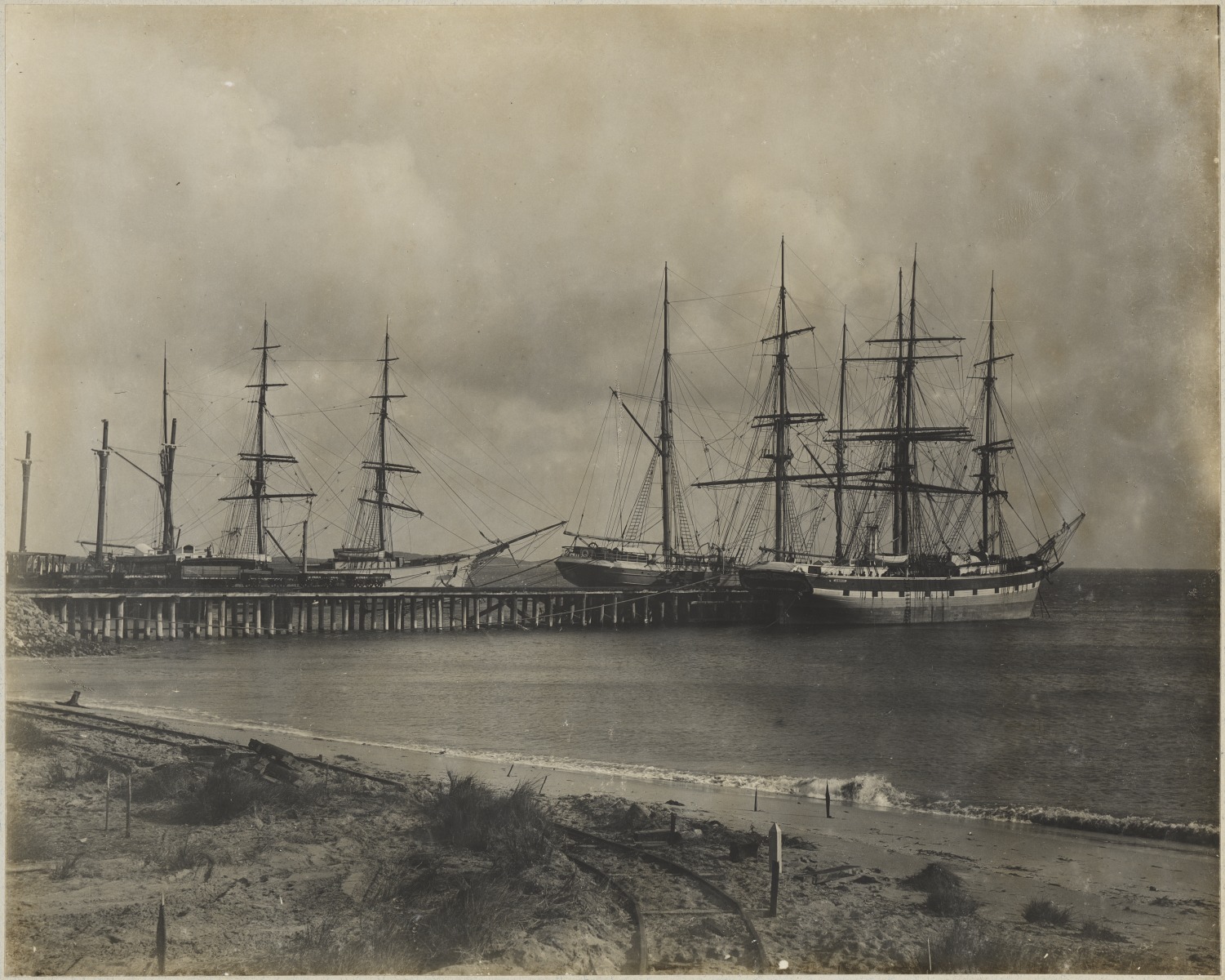 Rockingham jetty showing timber being loaded on ships - JPG 446.8 KB