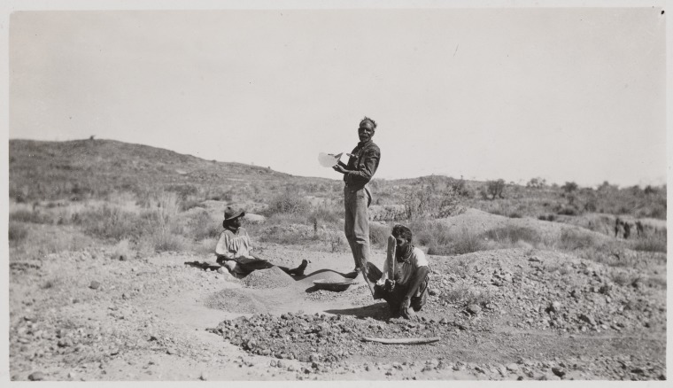 Tin dressing by aborigines at Moolyella. - JPG 83.5 KB