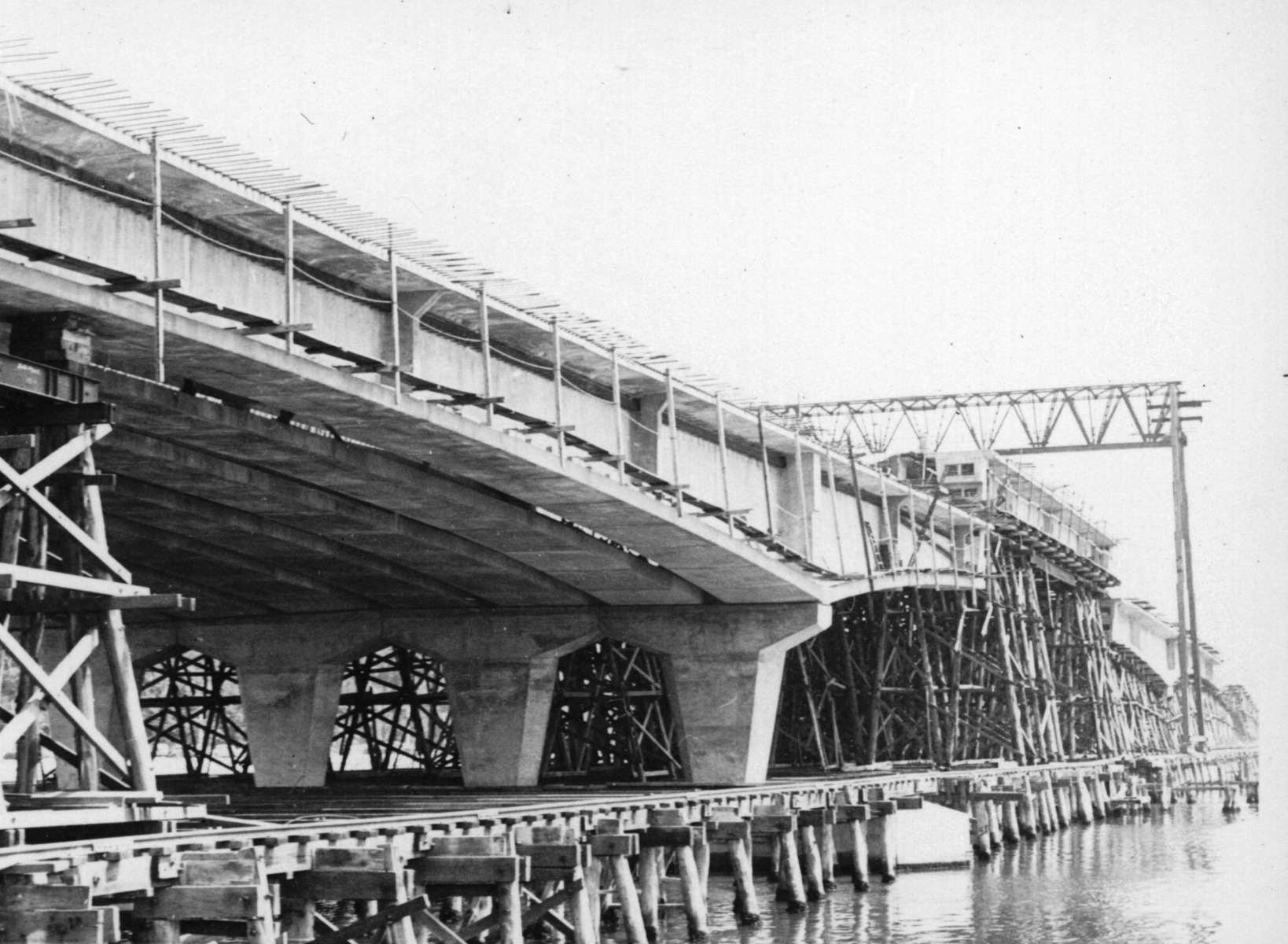 Construction of the Narrows Bridge [picture] - JPG 427.9 KB
