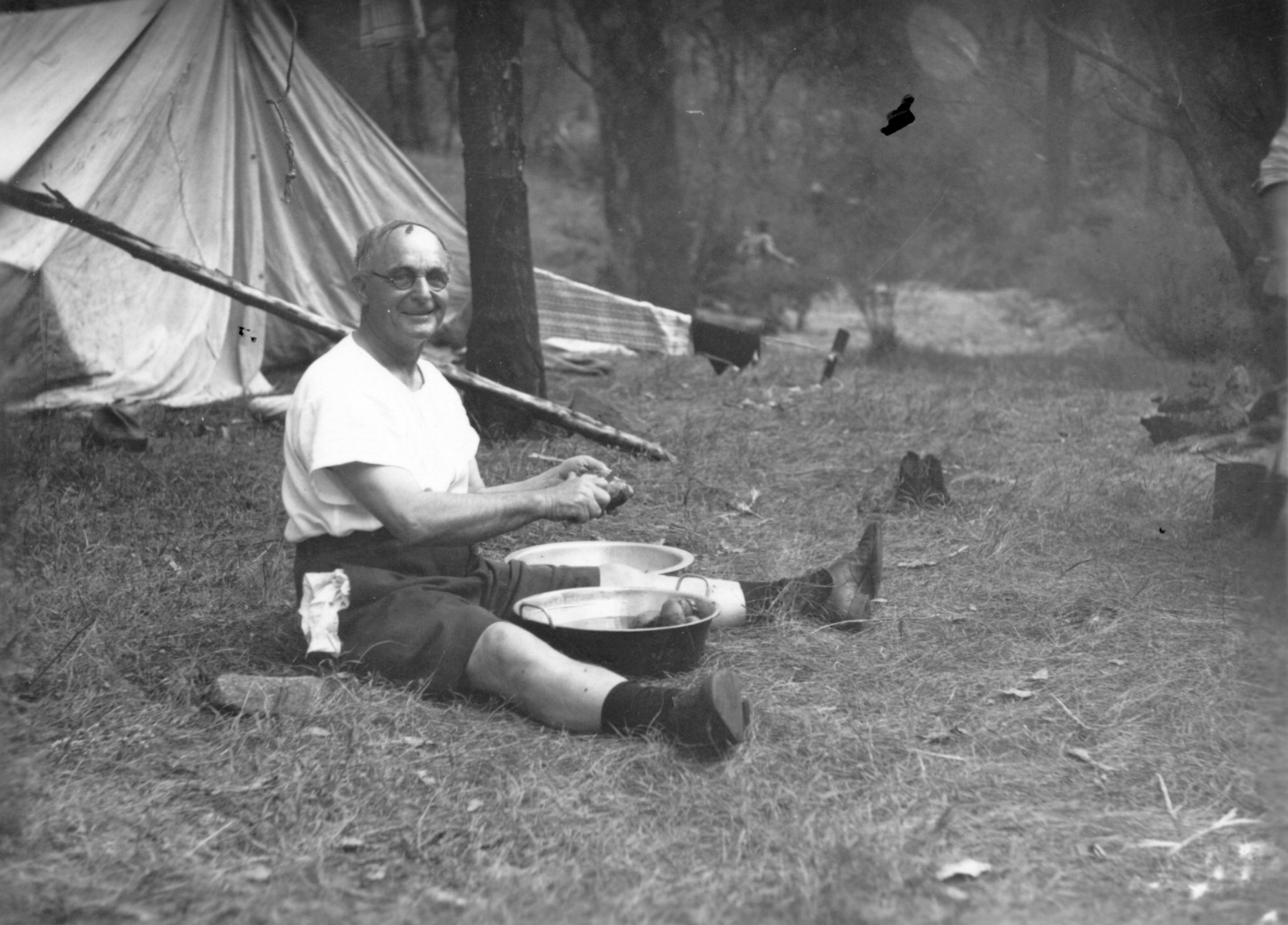 Boy scouts at Helena River [picture] - JPG 376.0 KB