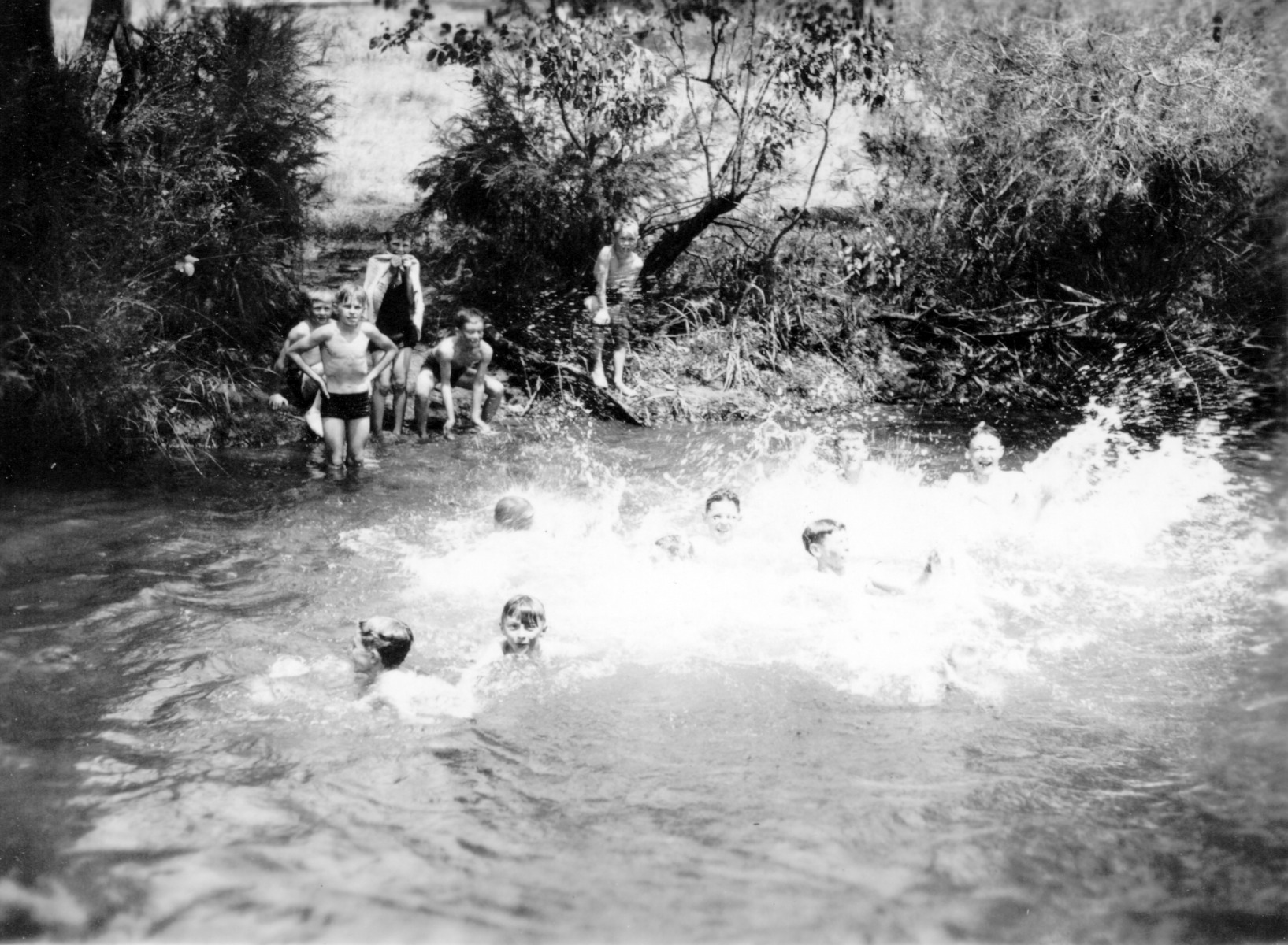 Boy scouts at Helena River [picture] - JPG 462.8 KB
