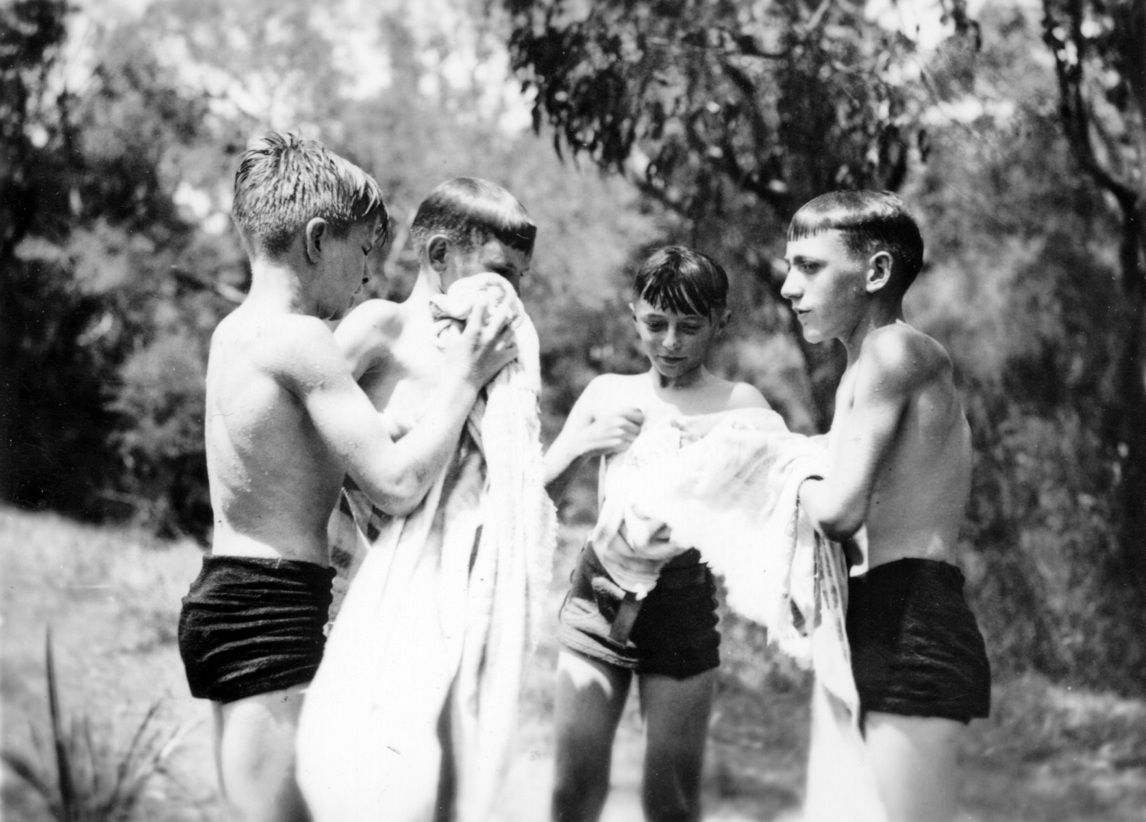 Boy scouts at Helena River [picture] - JPG 344.6 KB