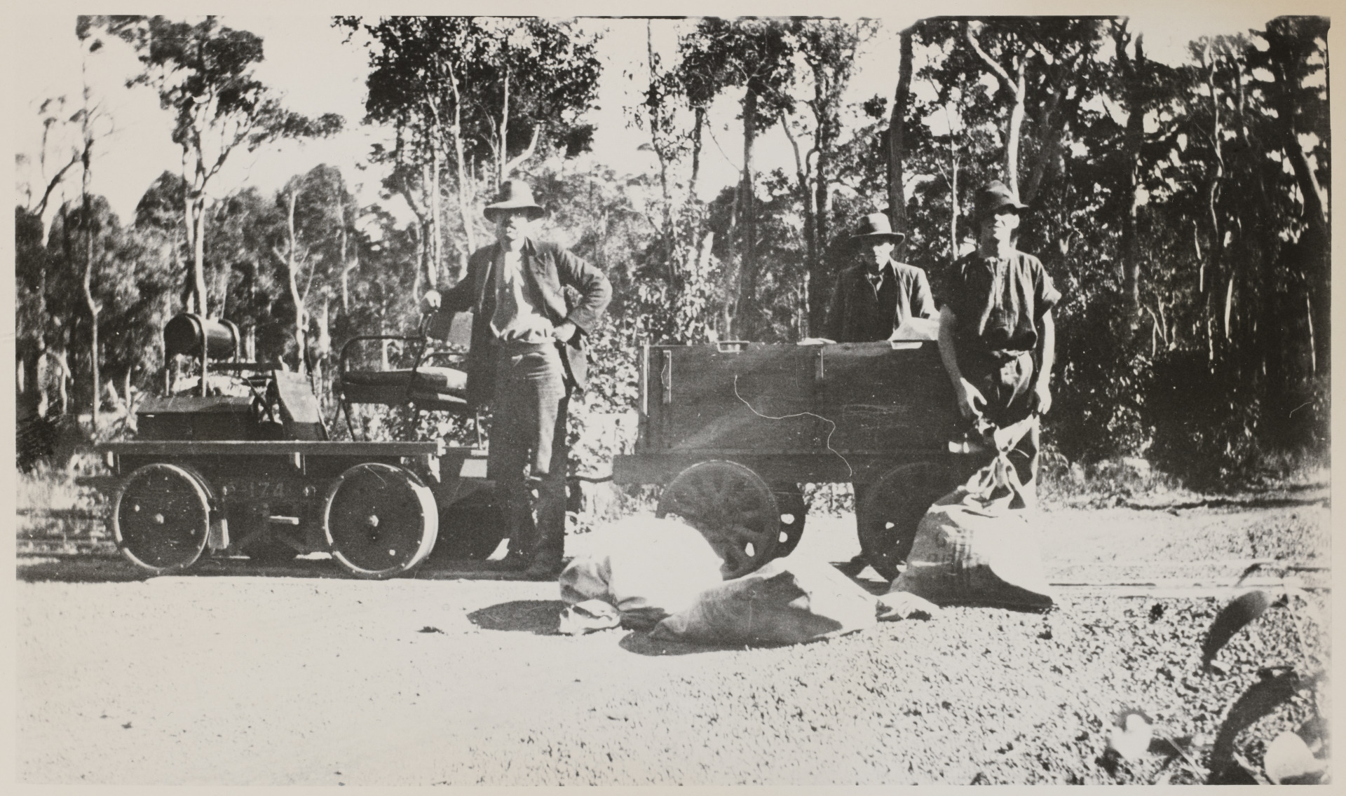Strugnell family on Group Settlement Group 6, Nuralingup. - JPG 620.6 KB