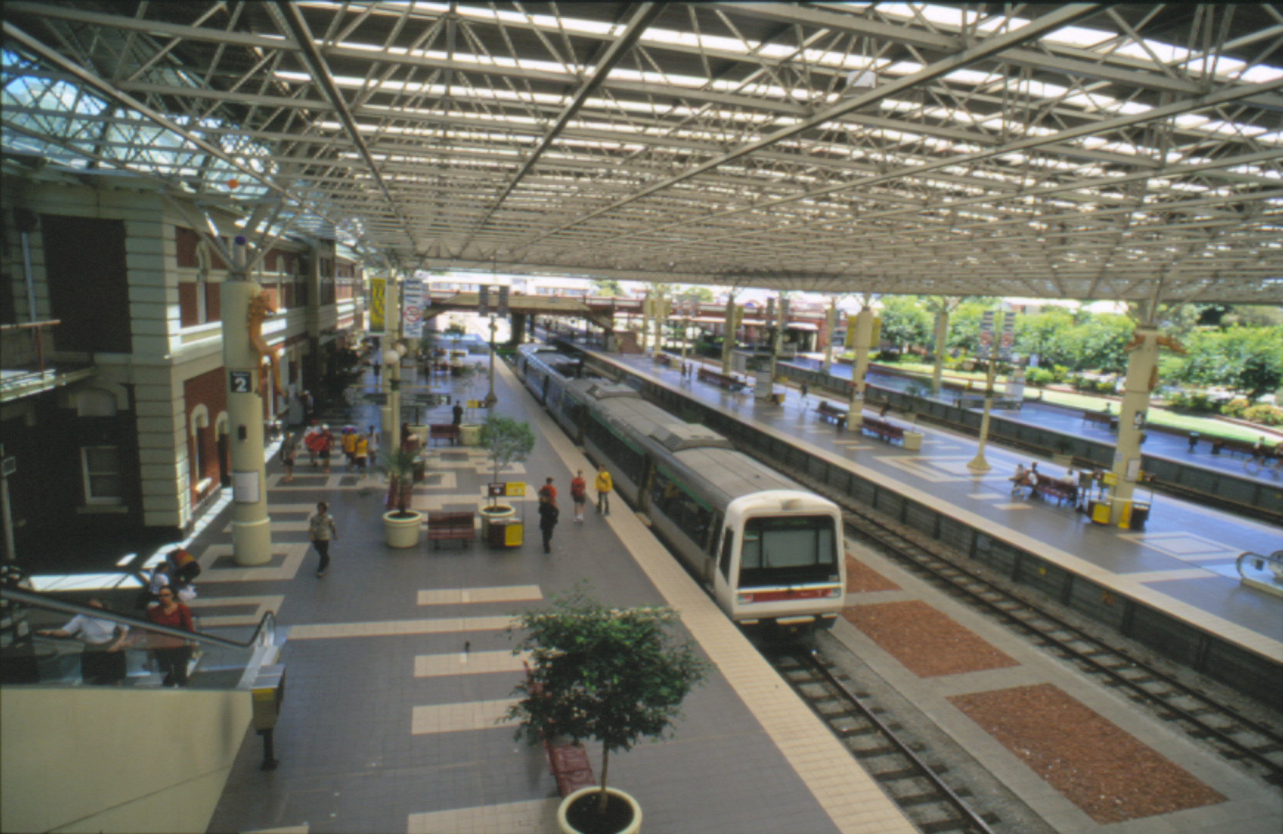 Perth Railway Station [picture] - JPG 592.0 KB