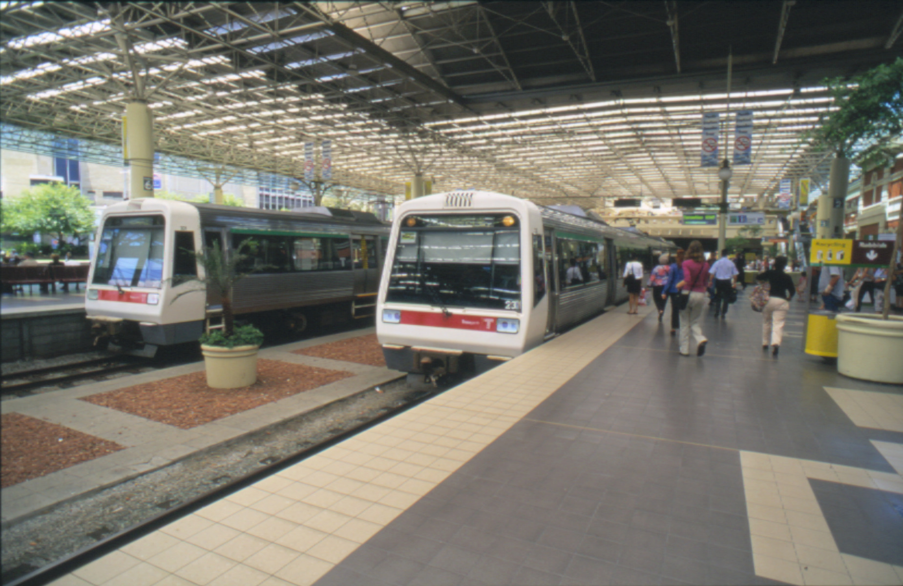 Perth Railway Station [picture] - JPG 538.3 KB