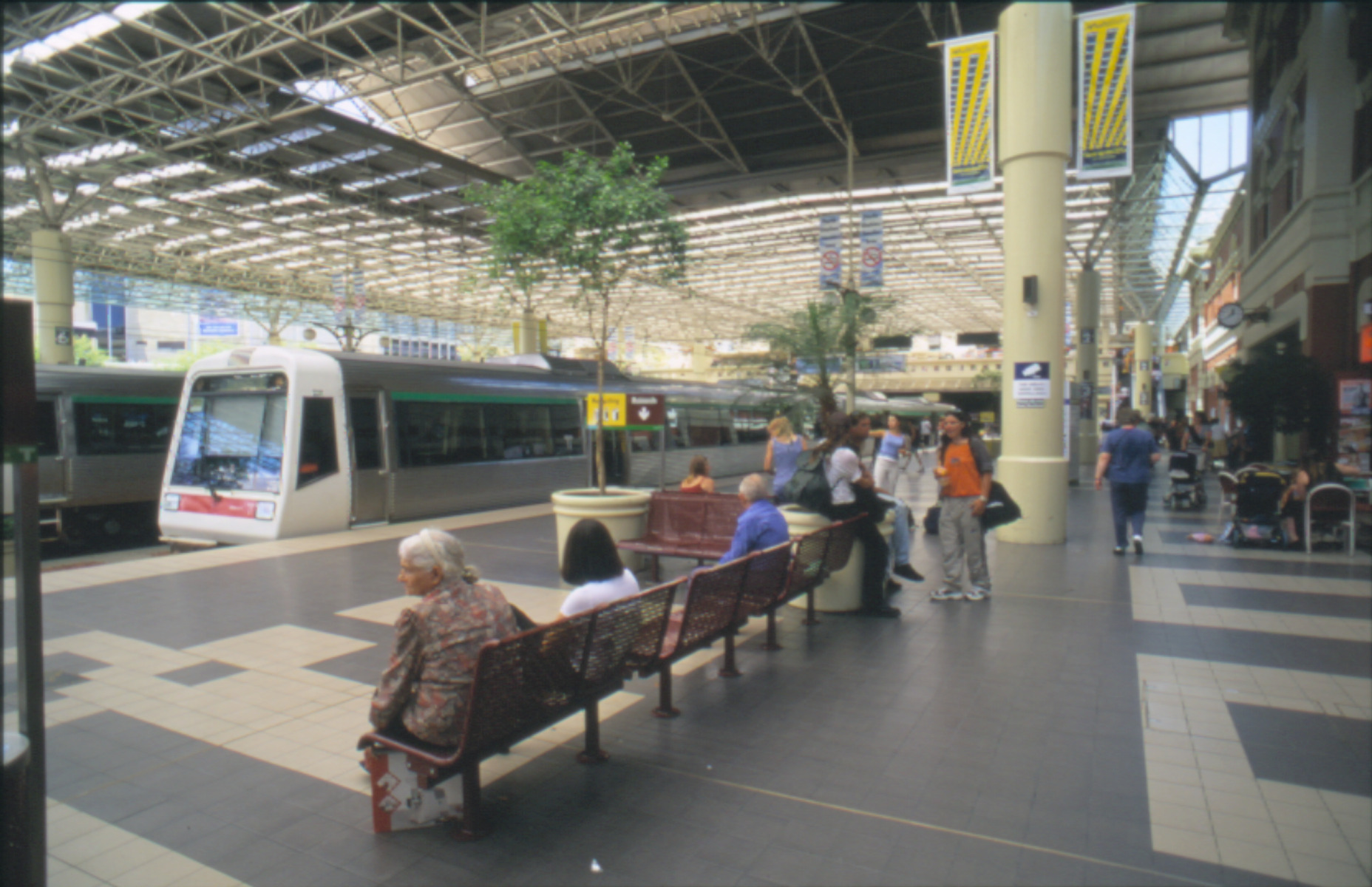 Perth Railway Station [picture] - JPG 509.2 KB