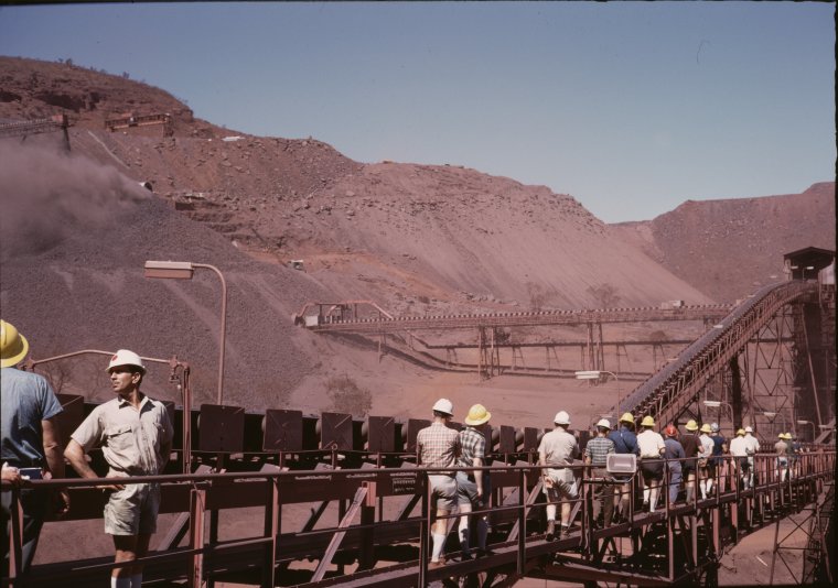 Mining operations at Mt Tom Price - JPG 82.0 KB