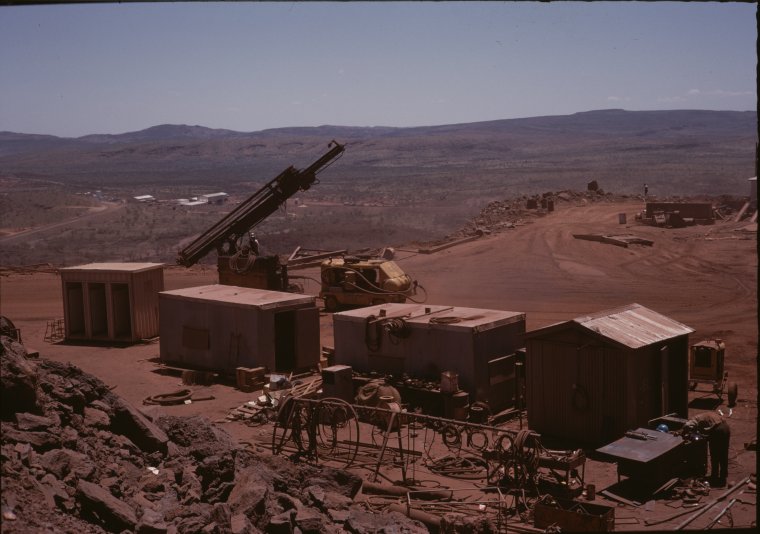 Mining operations at Mt Tom Price - JPG 70.1 KB