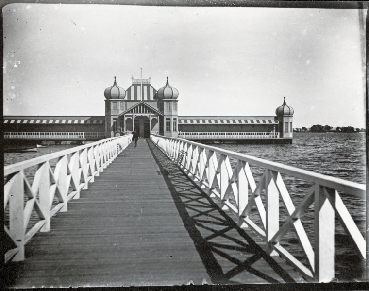 The first Perth City Baths, on the Esplanade. - JPG 124.8 KB
