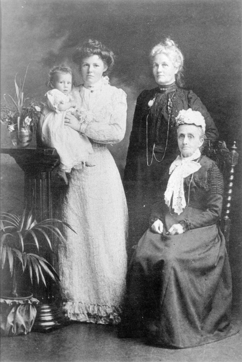 Four generations of the Liddelow family [picture] - JPG 305.4 KB