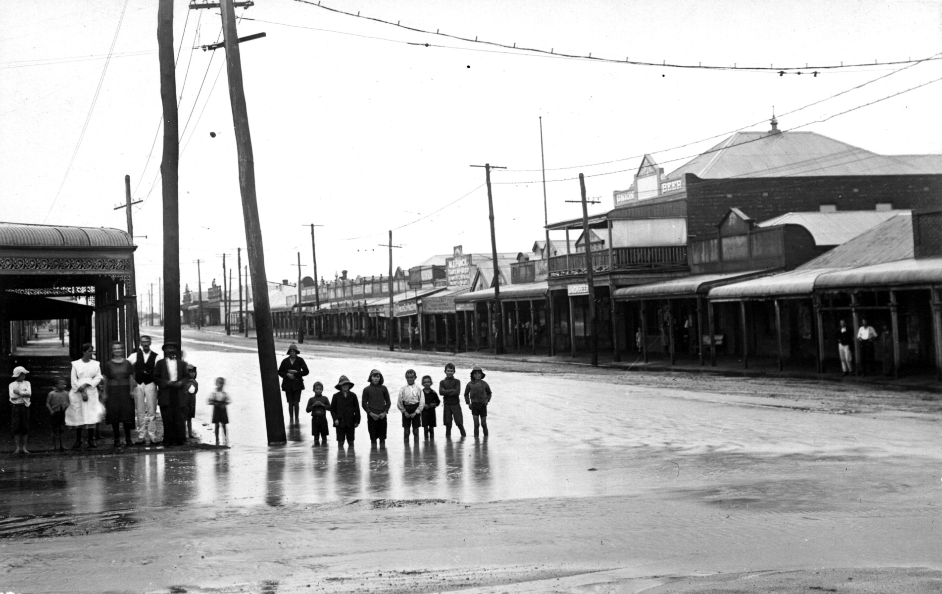 Tower Street Leonora after heavy rain [picture] - JPG 424.7 KB