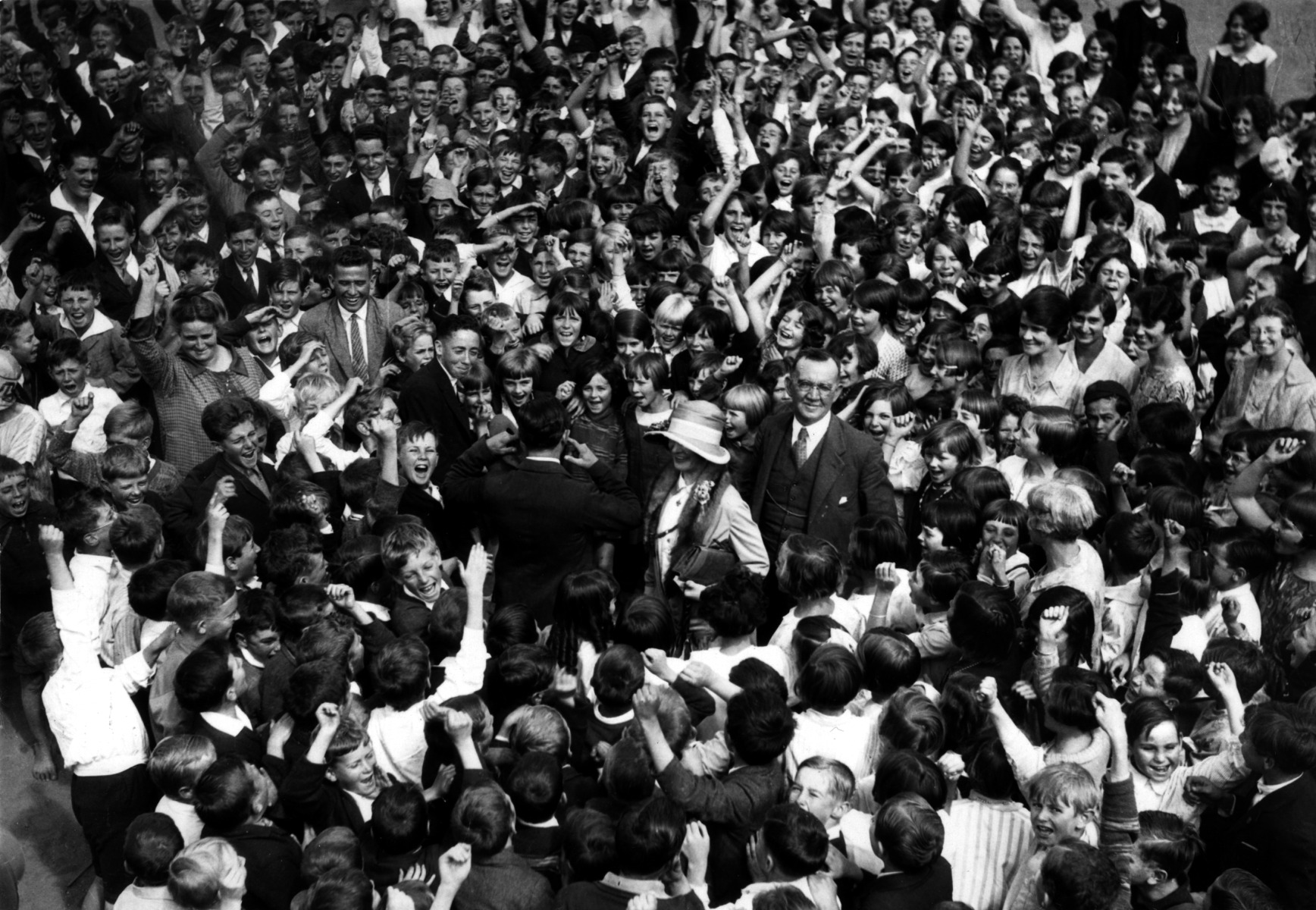 Large group surrounds Bert Hinkler at Perth Boys School [picture] - JPG ...