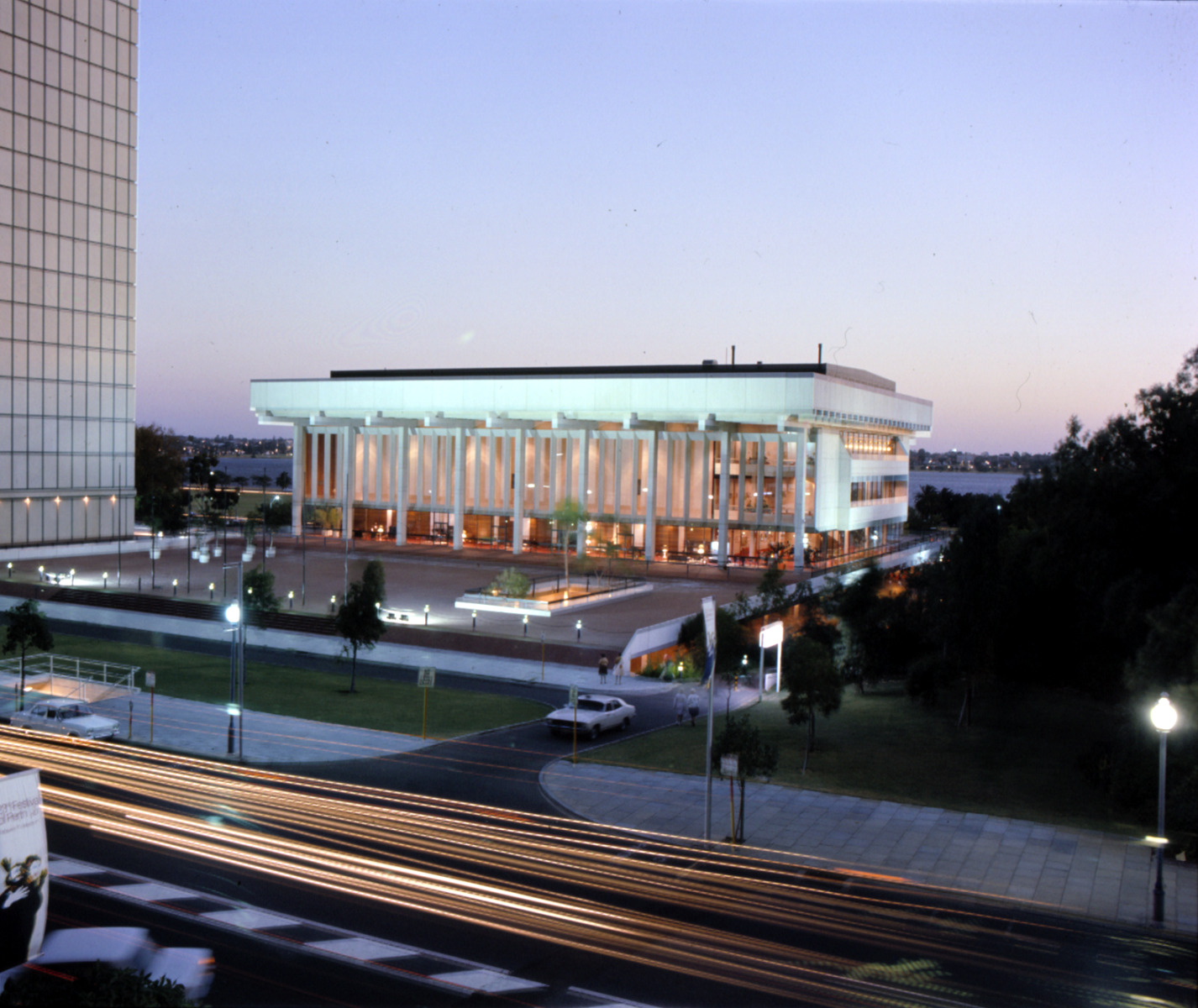 Perth Concert Hall [picture] - JPG 424.9 KB