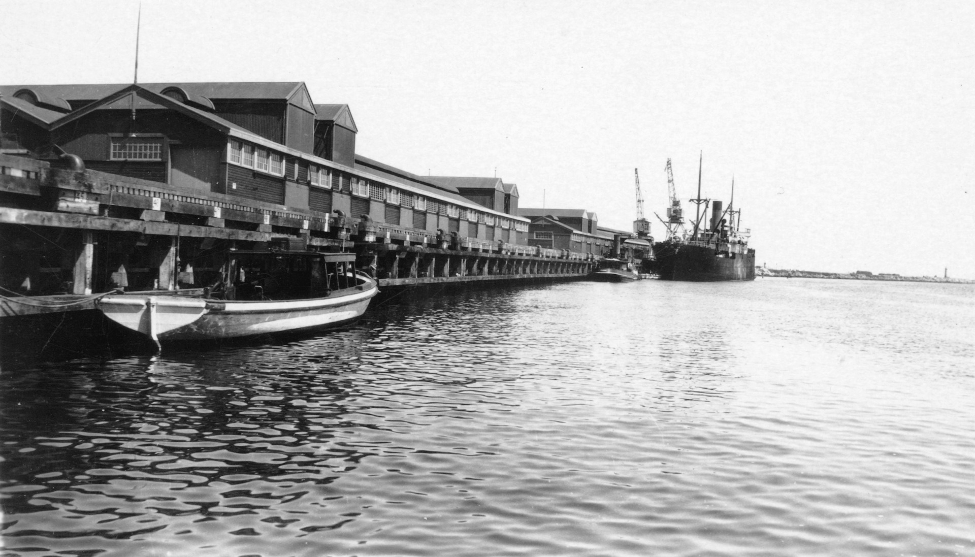Cargo sheds along Victoria Quay [picture] - JPG 414.3 KB