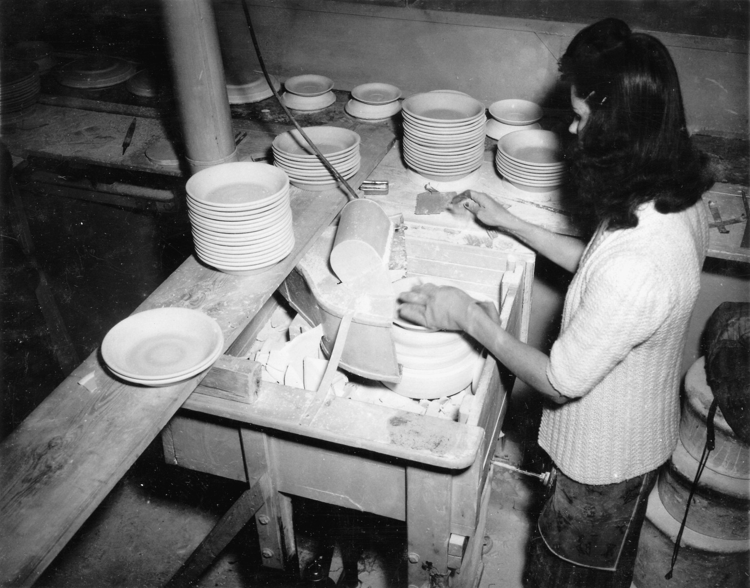 Manufacturing Wembley Ware and china in the Calyx Porcelain and Paint ...
