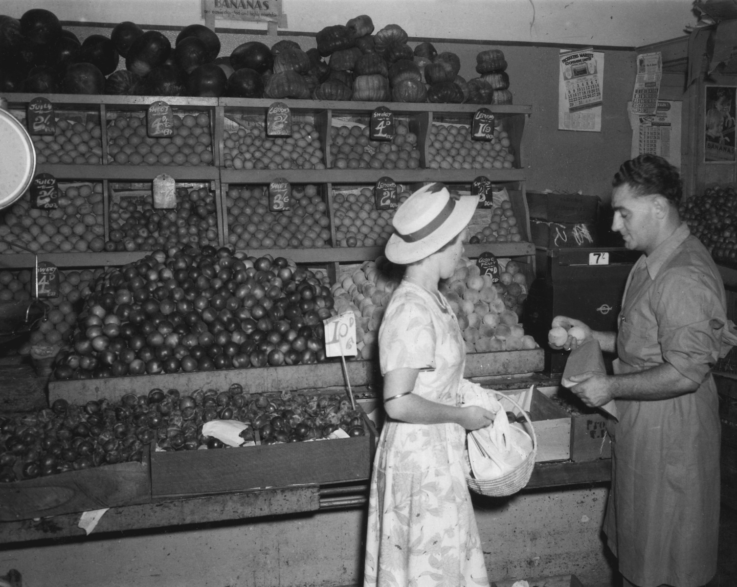 A greengrocer's shop, Perth [picture] - JPG 391.8 KB