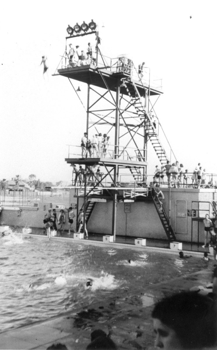 Kalgoorlie Swimming Pool on official opening day 24 Dec. 1938 [picture ...