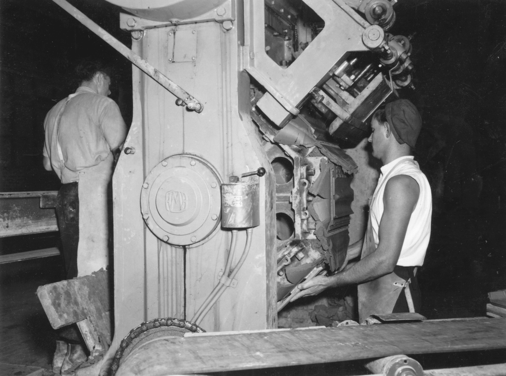 Making roofing tiles at H.L. Brisbane and Wunderlich, Belmont [picture ...