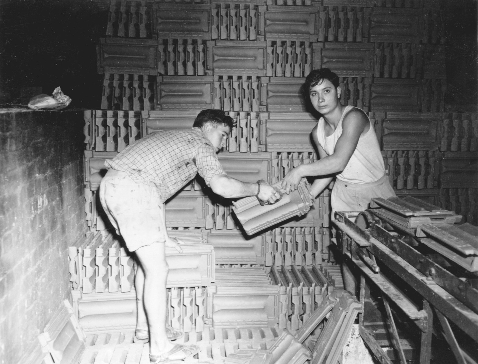 Making roofing tiles at H.L. Brisbane and Wunderlich, Belmont [picture ...