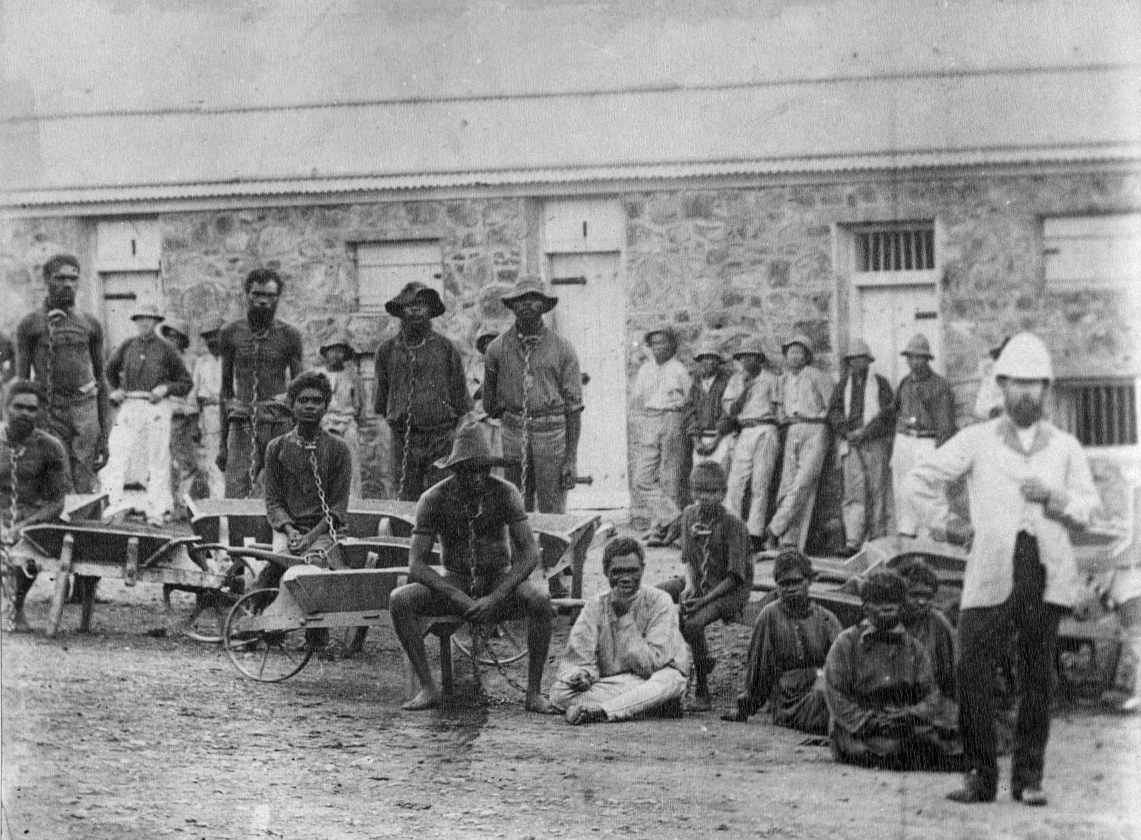Aboriginal prisoners gathered outside prison [picture] - JPG 898.9 KB