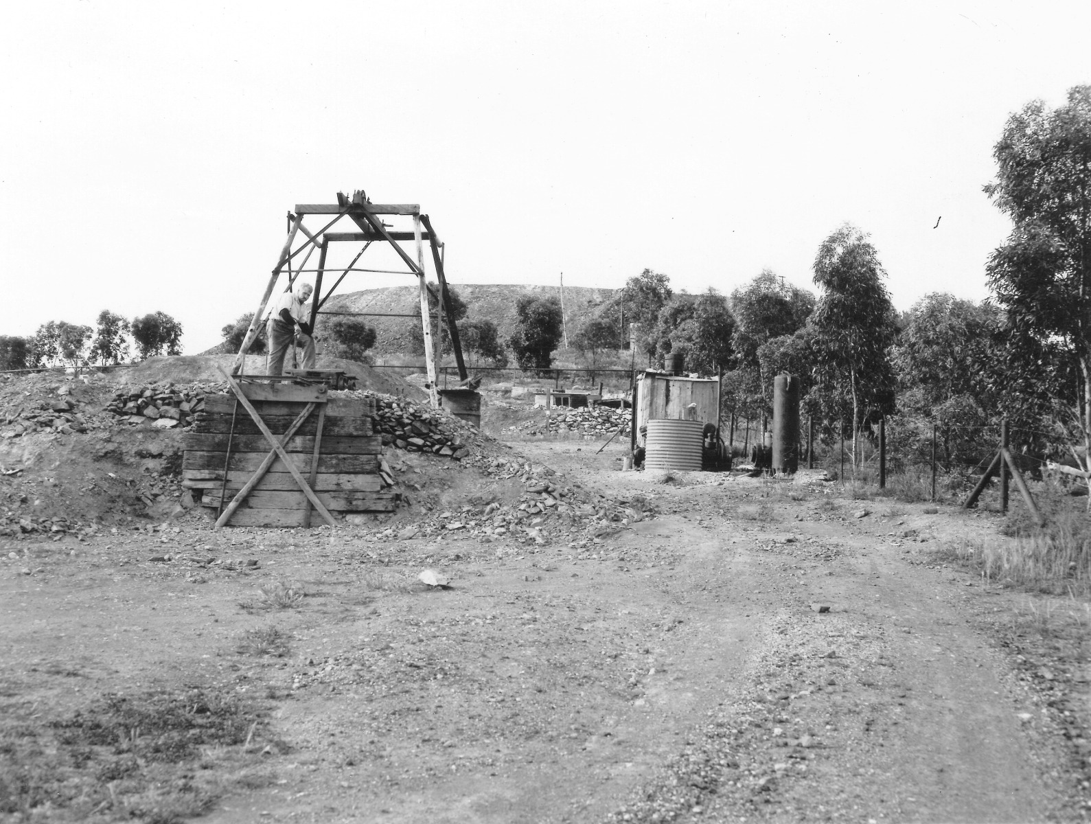 Shaft winze on Mt Charlotte, Kalgoorlie [picture] - JPG 527.0 KB