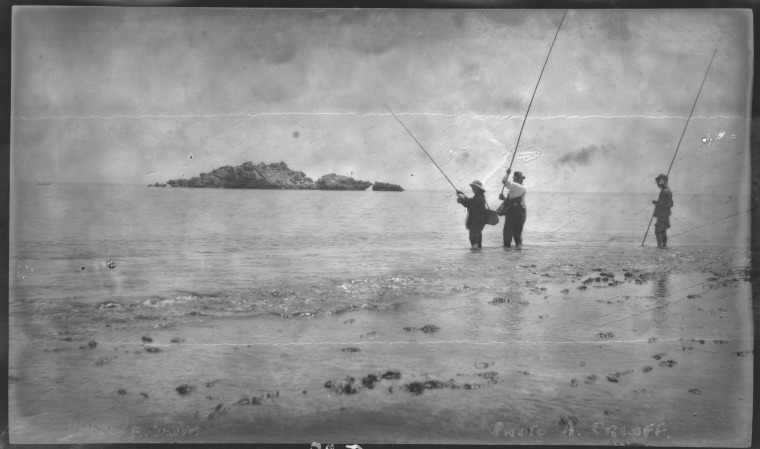 Fishing off Natural Jetty, Rottnest - JPG 71.4 KB