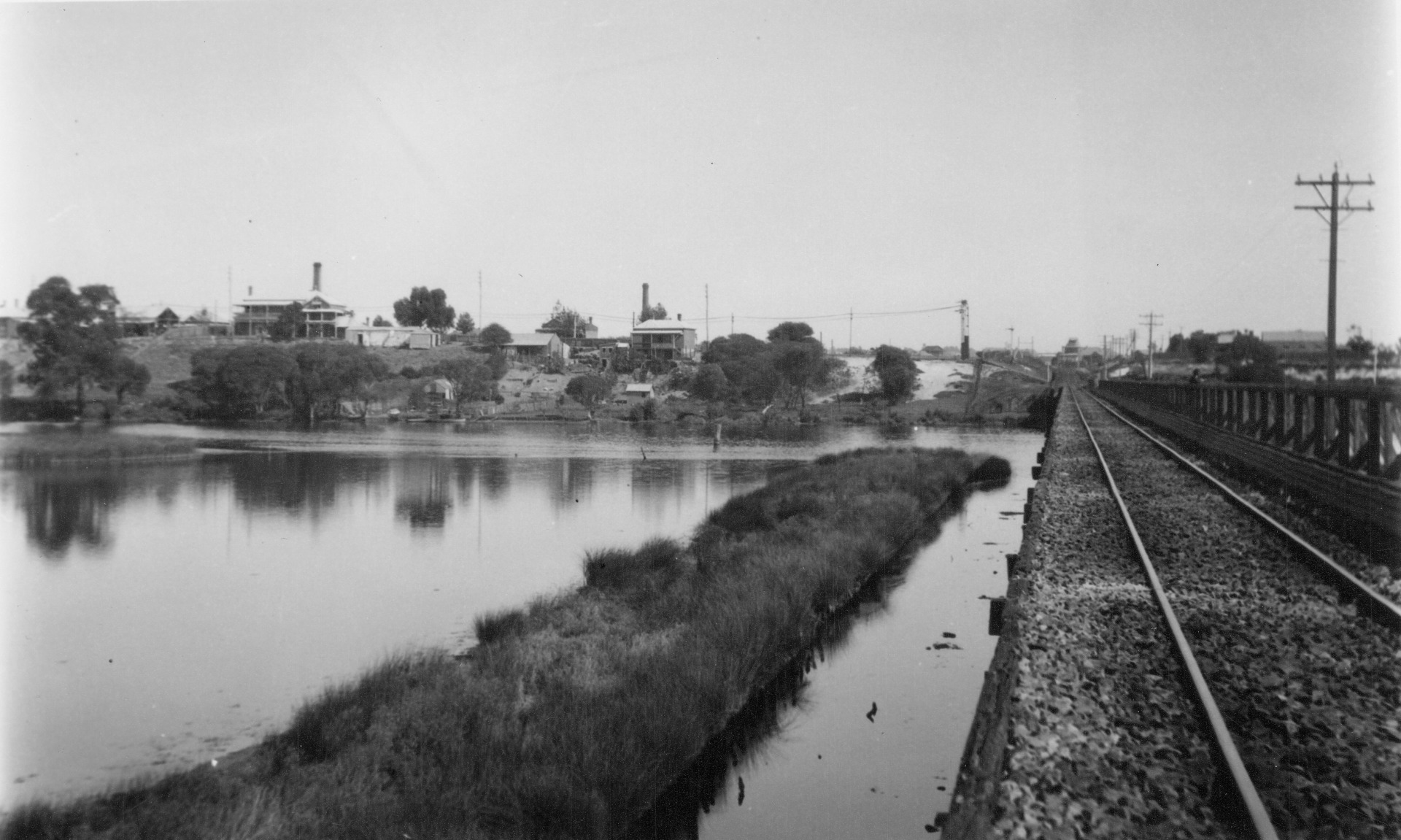 Railway bridge and panorama, East Perth [picture] - JPG 422.8 KB