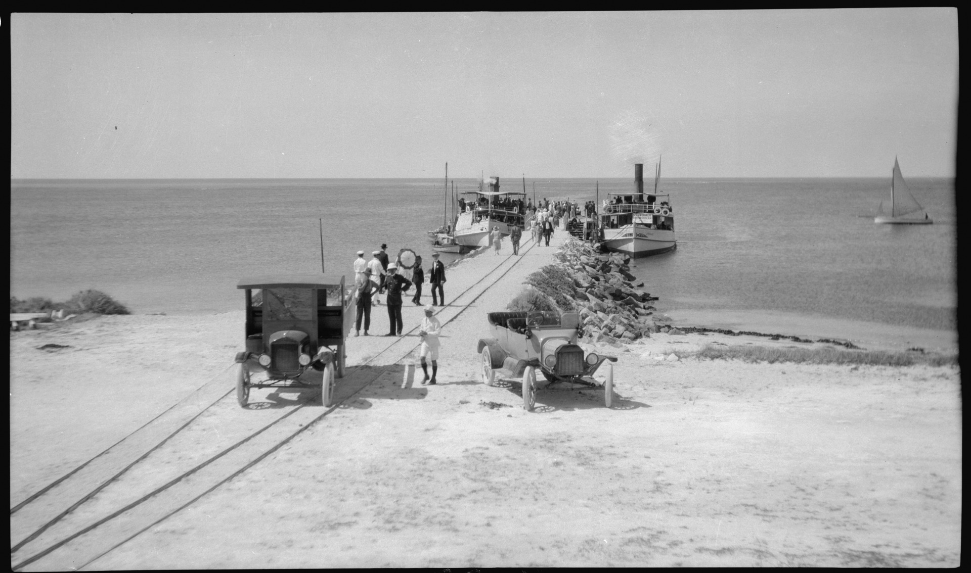 Zephyr and Emerald at Natural Jetty, Rottnest - JPG 426.4 KB
