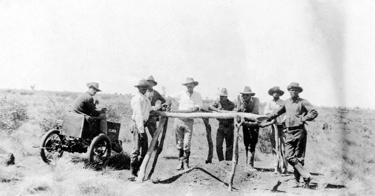 Grave of O'Sullivan killed by aborigine Banjo at Billiluna, 1920s - JPG ...