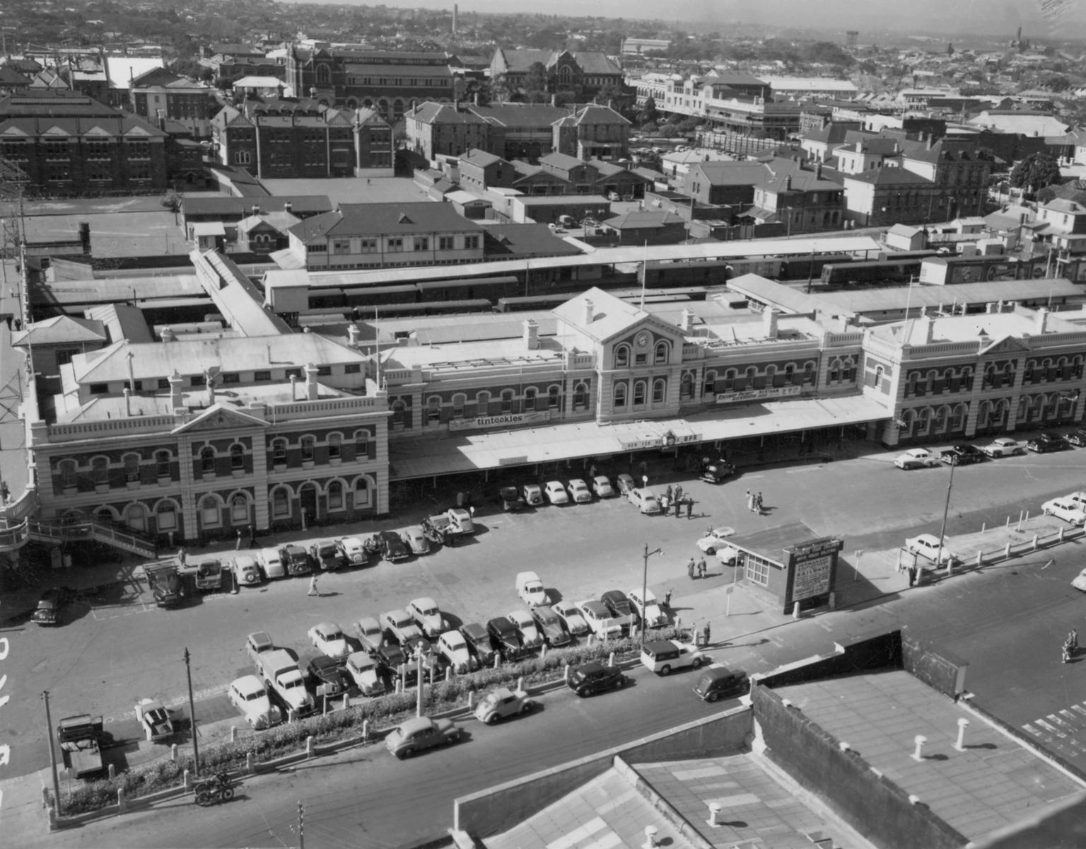 Perth Railway Station [picture] - JPG 420.0 KB