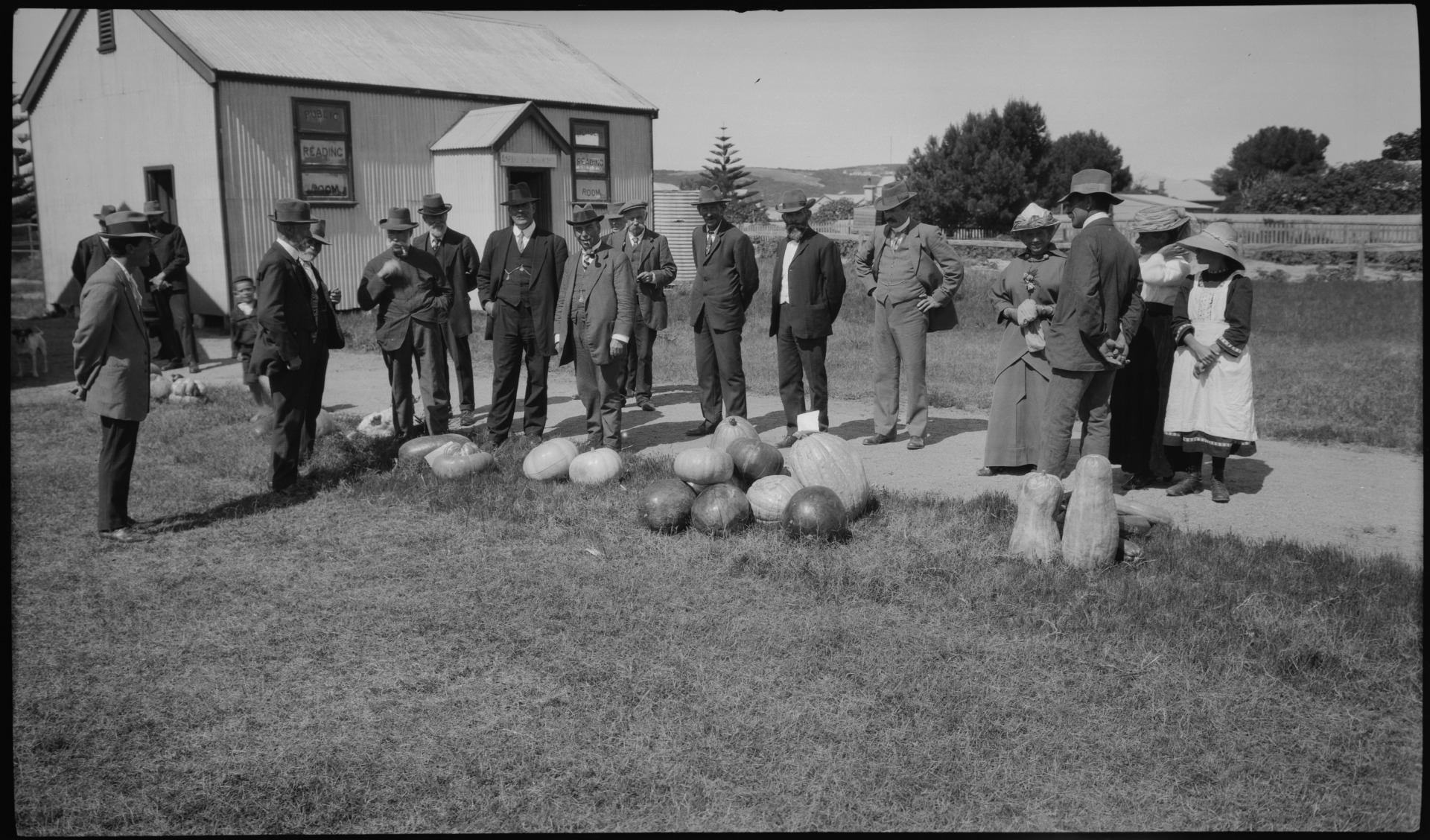 Premier Scaddan's party at Esperance Institute - JPG 609.2 KB