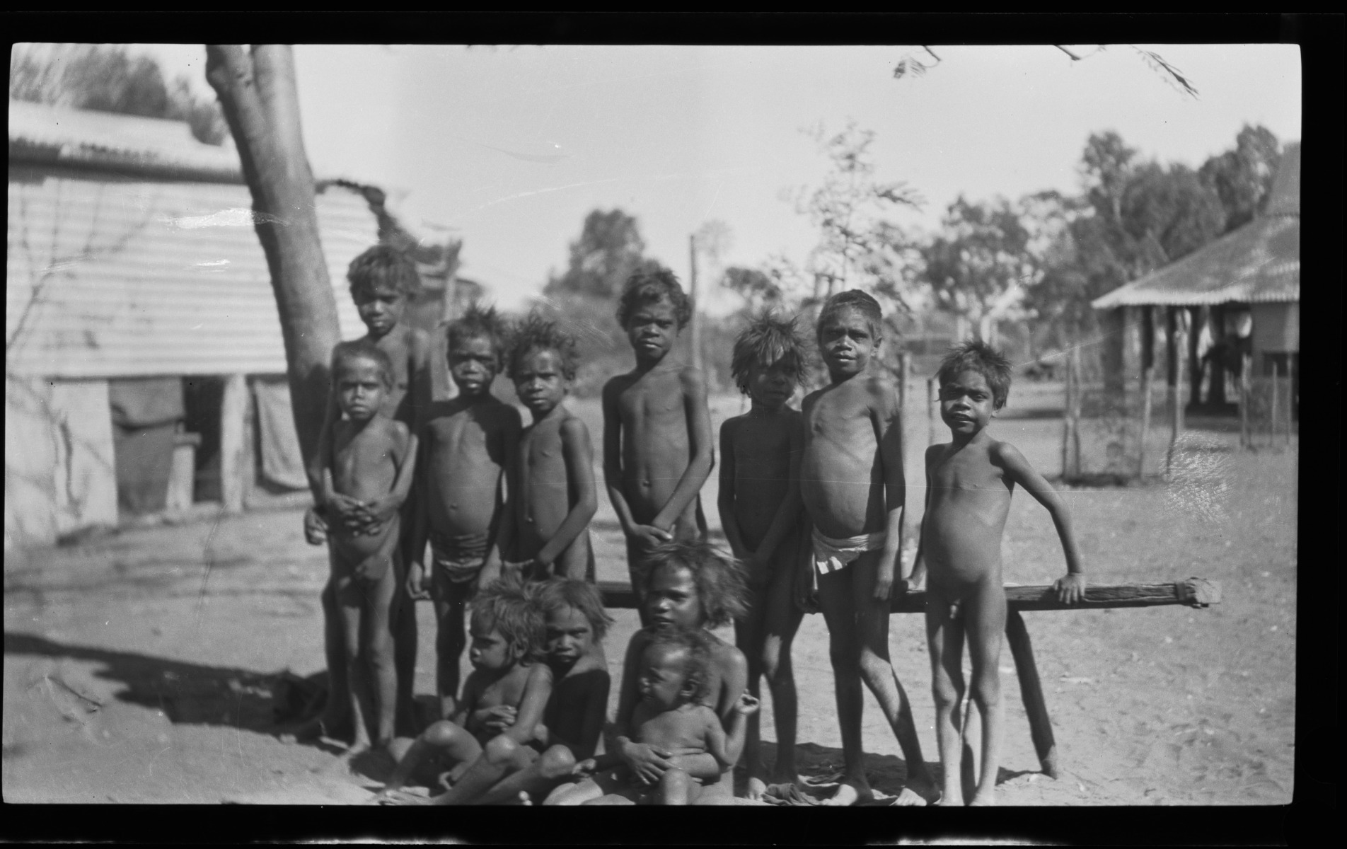 Group of children, naked or scantily clad - JPG 375.7 KB