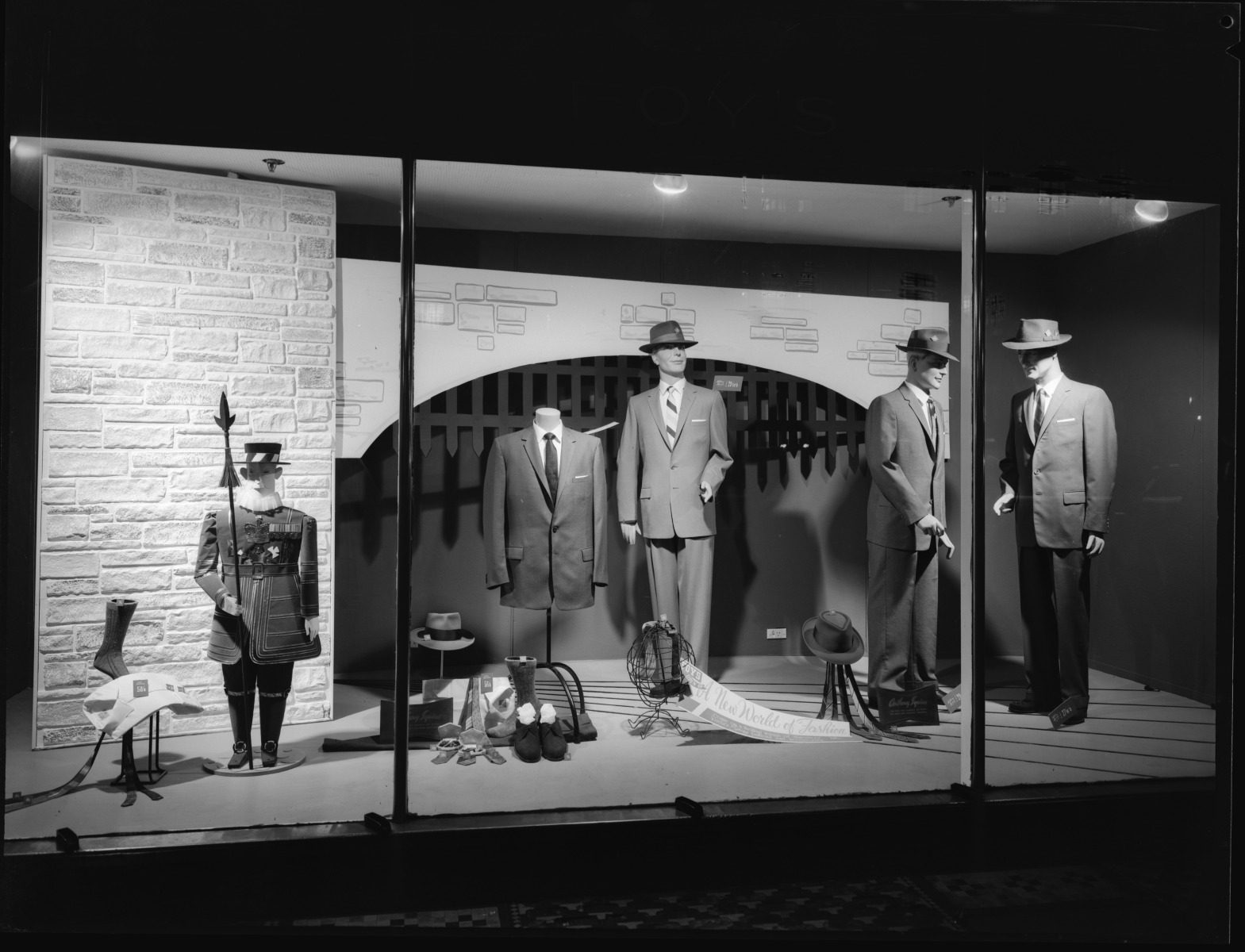 Foy and Gibson's window displays - JPG 284.4 KB