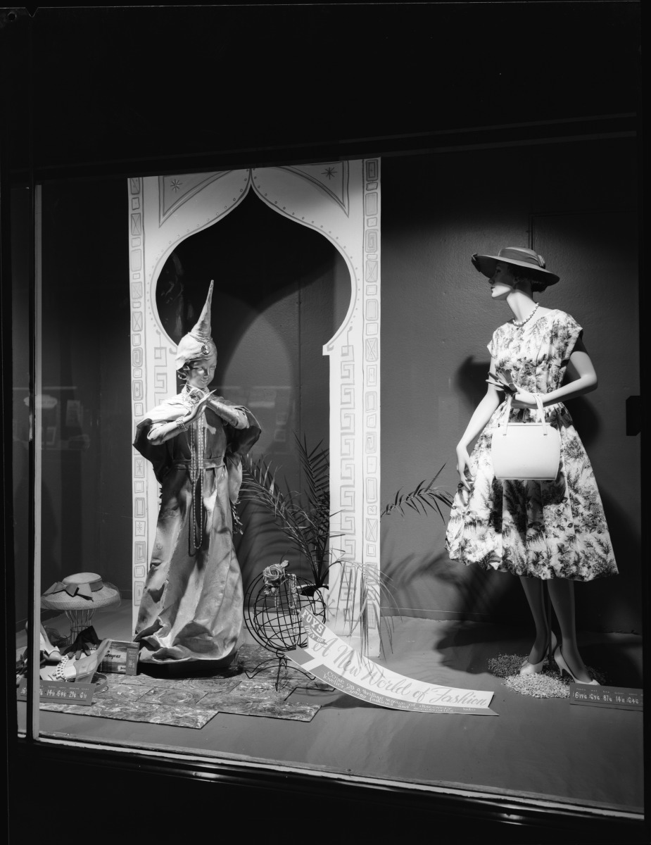 Foy and Gibson's window displays - JPG 187.3 KB