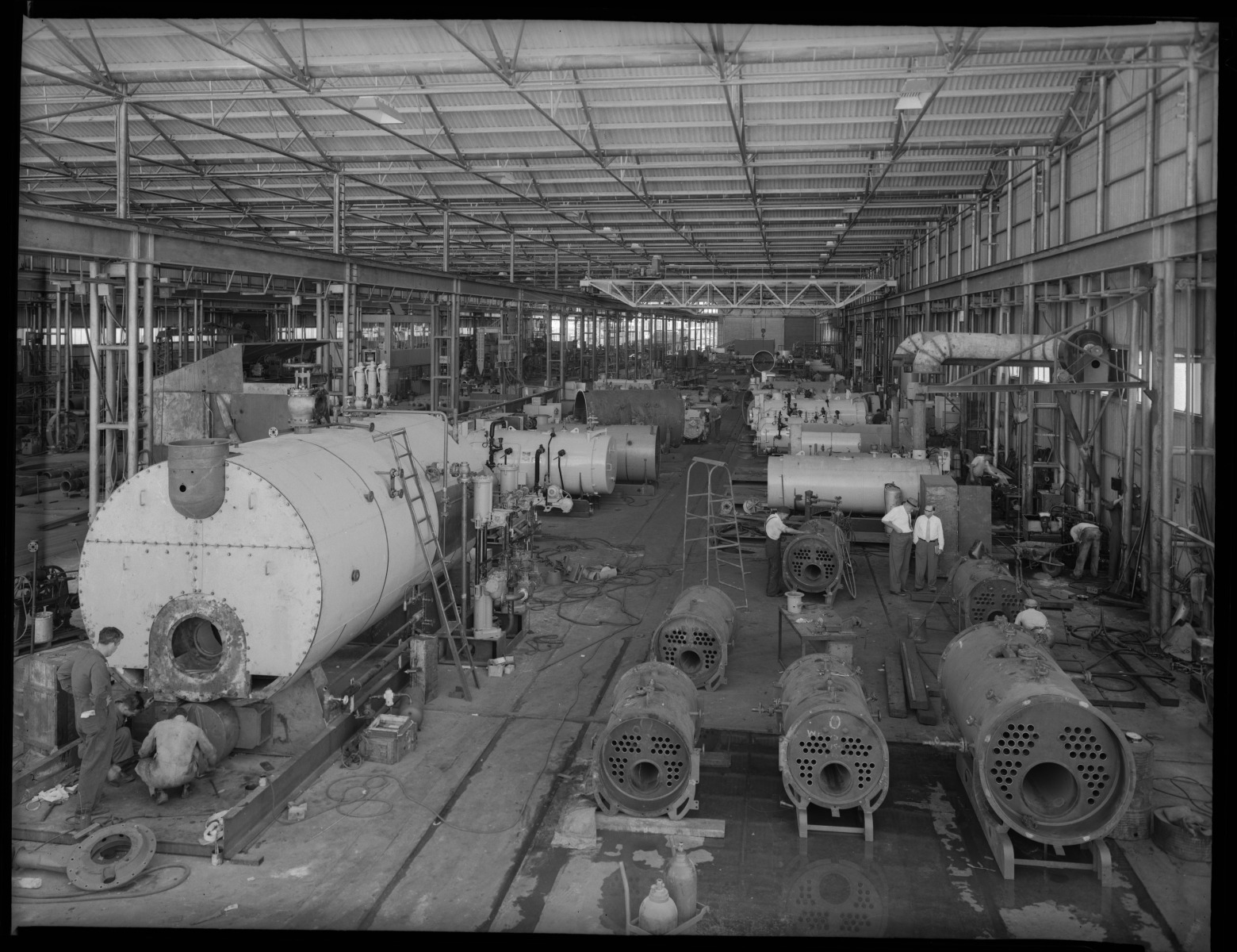 Factory showing construction of steam generators - JPG 465.6 KB