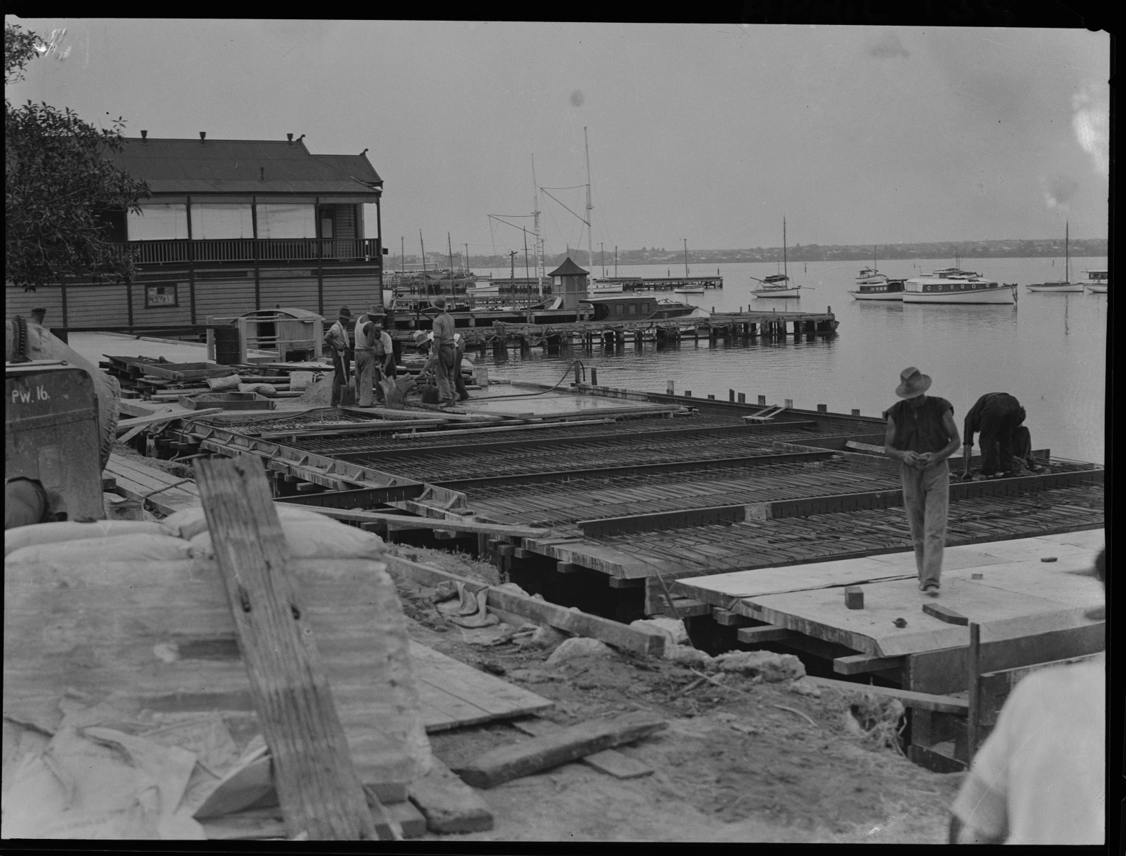 Construction of the Barrack Street Jetty - JPG 398.7 KB