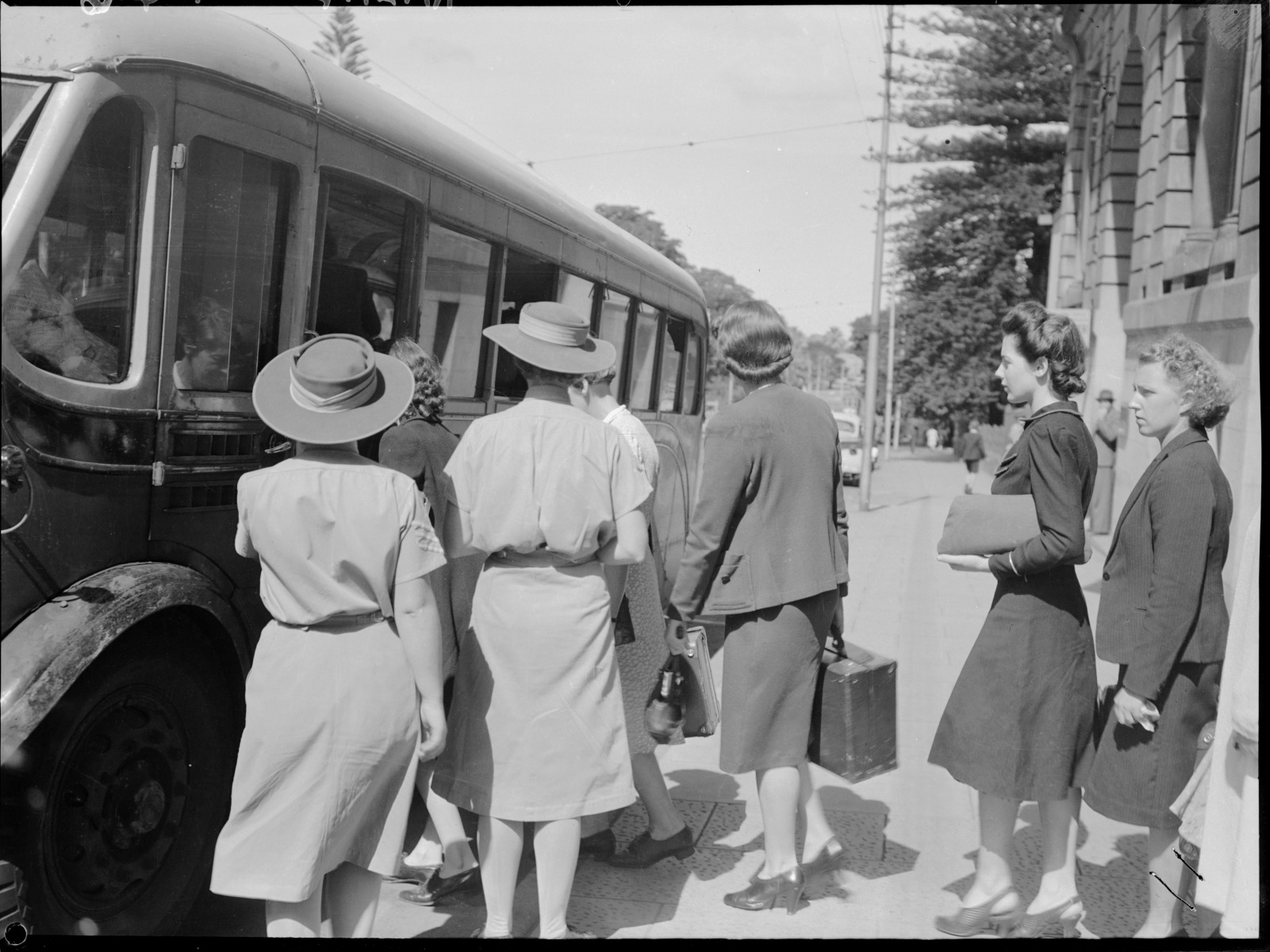 The first women to enlist in the Women's Auxiliary Australian Air Force ...