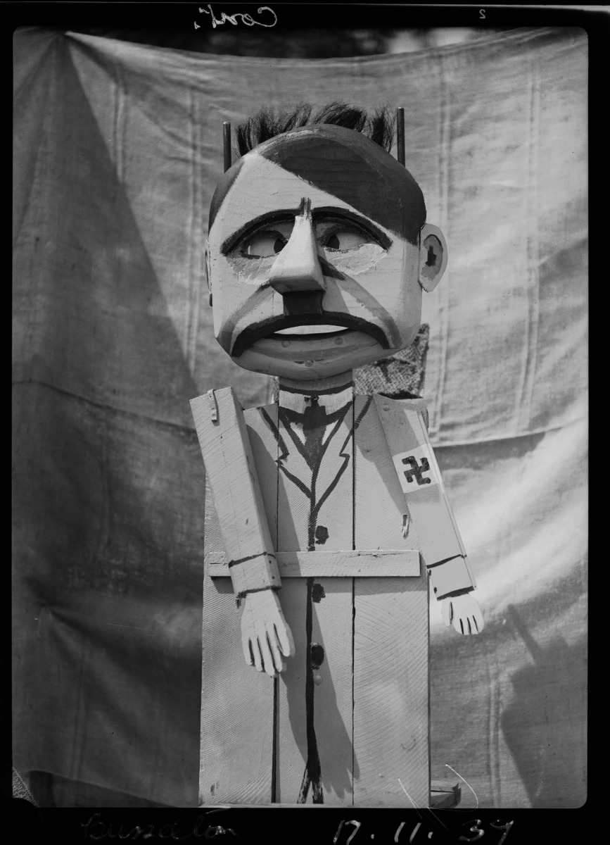 Hitler effigy, Busselton, 17 November 1939 - JPG 201.0 KB
