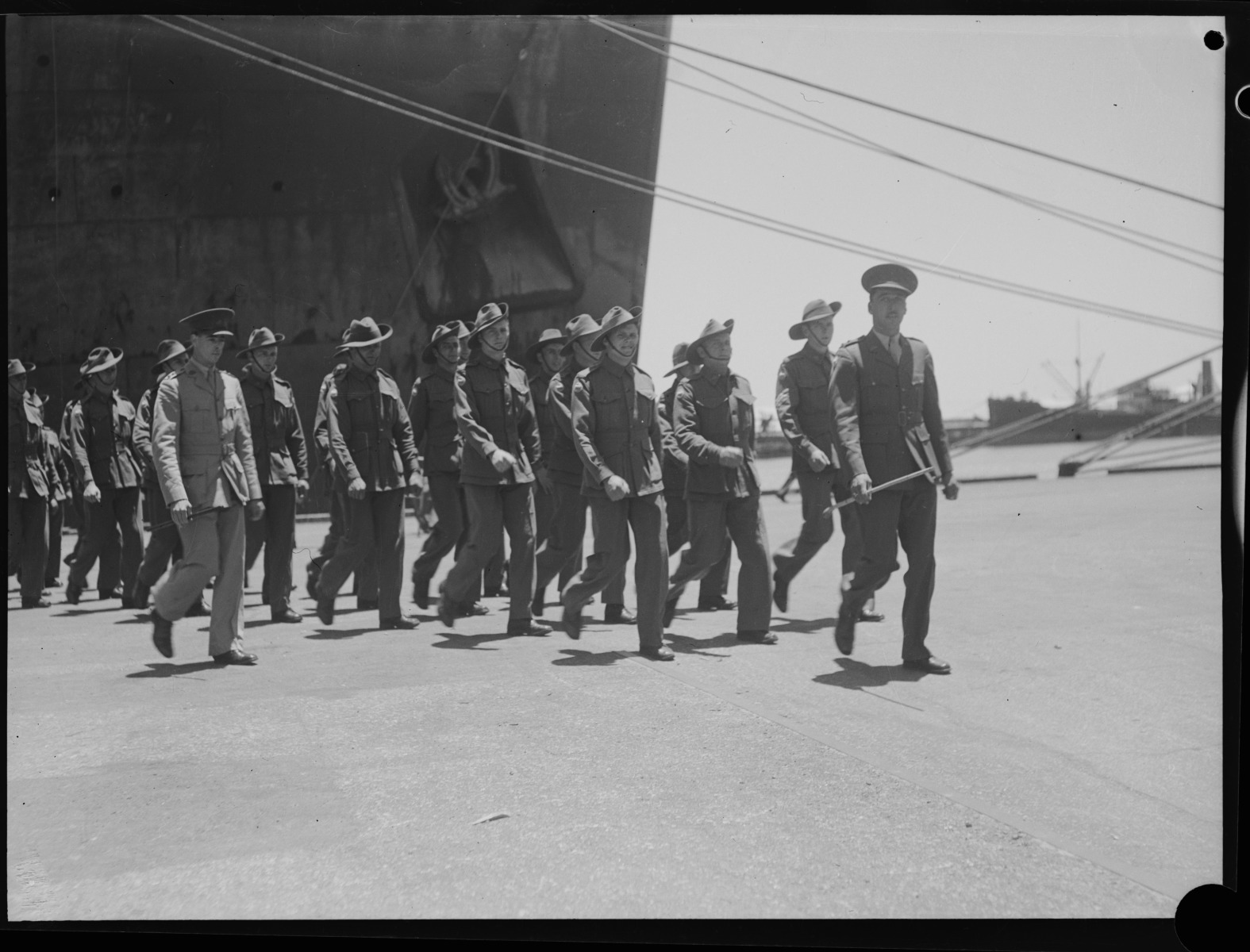 Soldiers disembarking from ship in port - JPG 294.9 KB