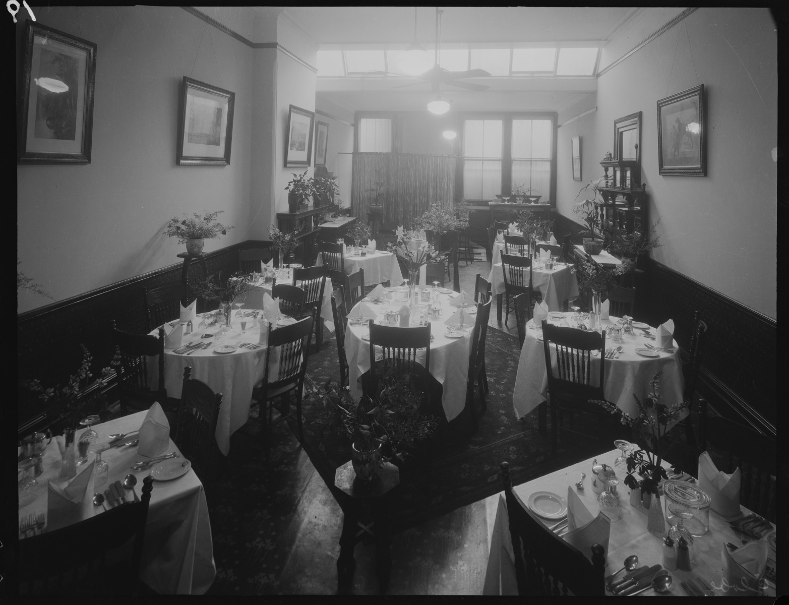 Interior of the Globe Hotel, Perth - JPG 295.4 KB