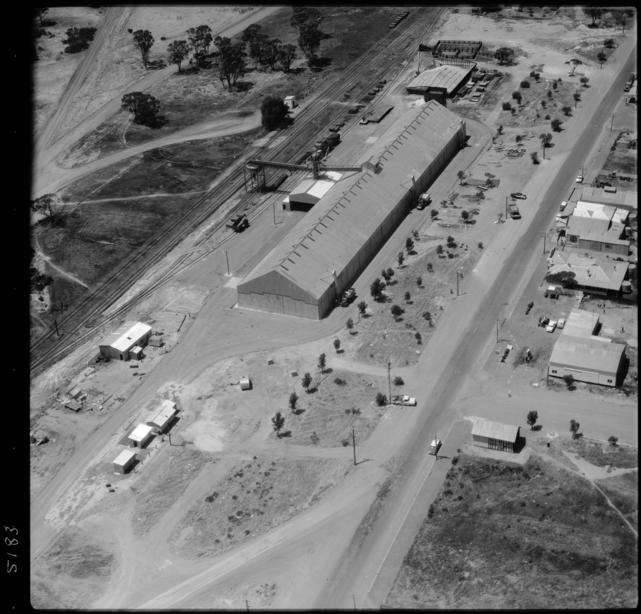 Aerial photographs of the Pithara wheat bin 2 Dec. 1963 - JPG 376.9 KB